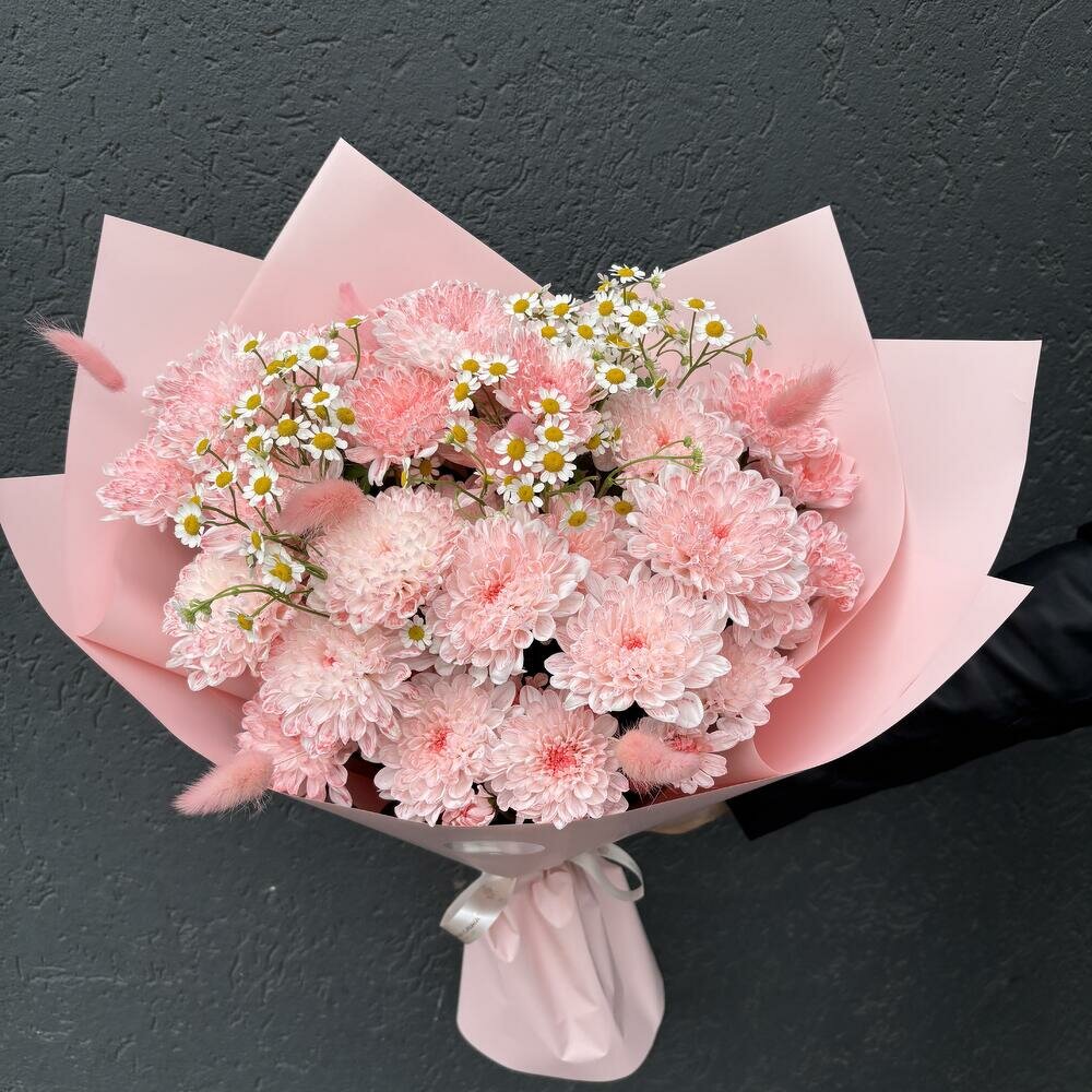 Персиковый - большой летний букет из нежно розовой кустовой хризантемы и ромашек