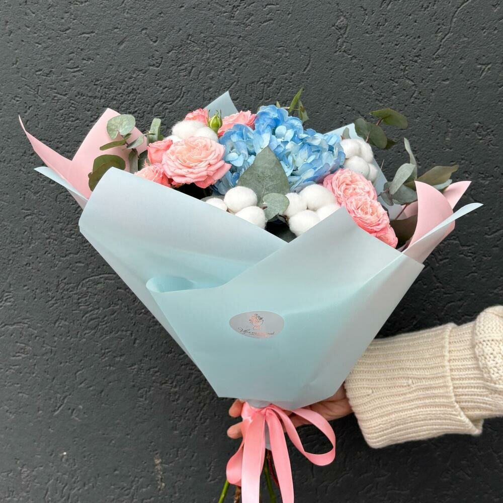 Букет "Летнее Небо", из роз и гортензий, в дизайнерской упаковке, 1 шт