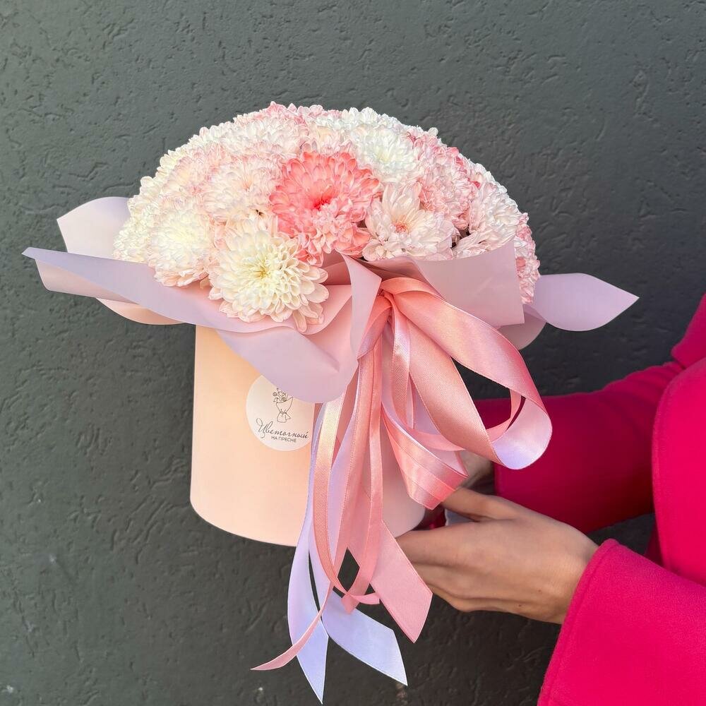 Композиция в коробке "Нежно-розовые хризантемы" Цветочный на Пресне, высота букета 20см, 5шт