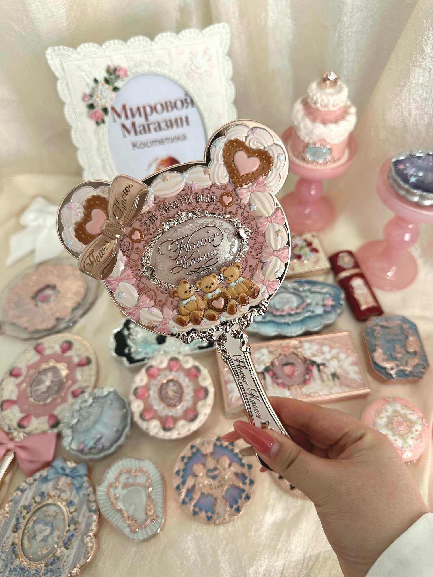 Flower Knows Милое медвежье зеркальце с ручкой в цвете кремовый розовый.