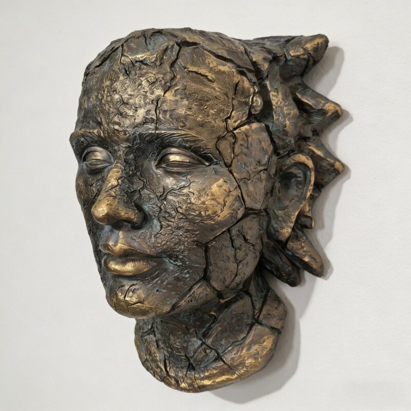 Wall Light Cracked Soul - настенный светильник с элементами декора в виде разбитого сердца.