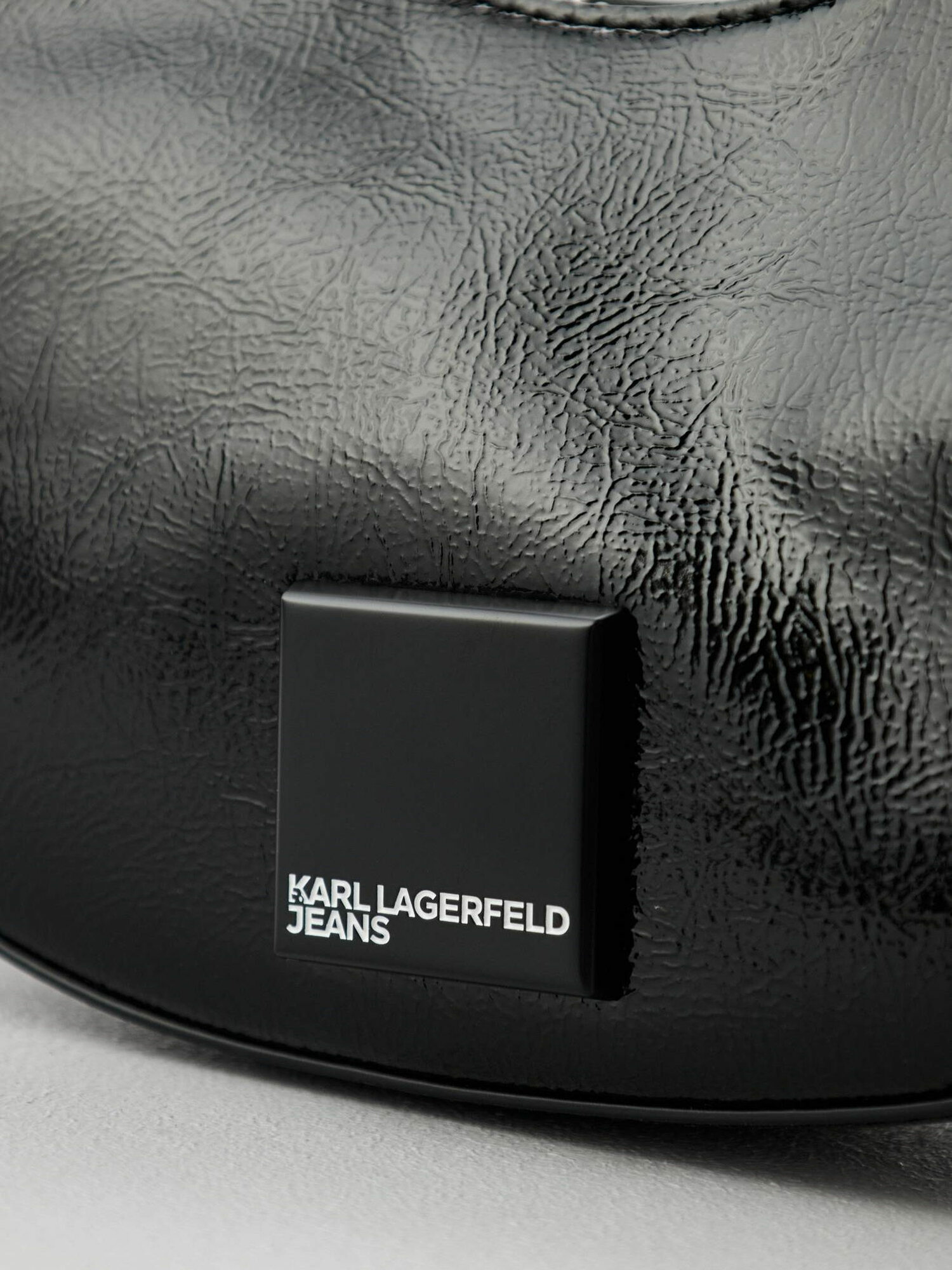 Сумка хобо KARL LAGERFELD JEANS BOX LOGO GLOSSY, фактура лаковая, черный — фото 1