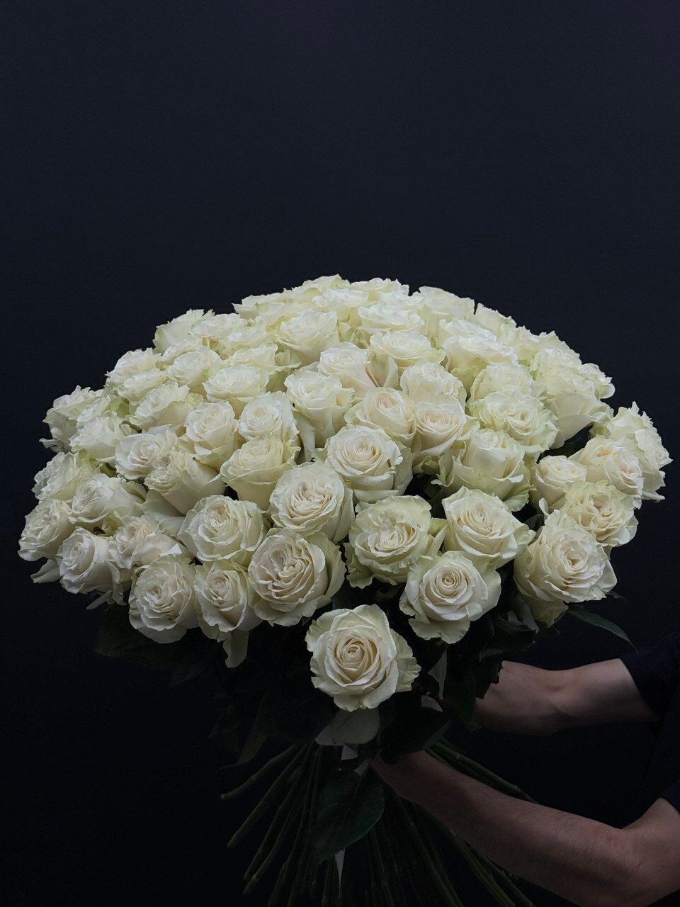 Букет Эквадорских белых роз "Mondial" 71 штука, от "Exotica flowers", размер ХL Высота 80 см