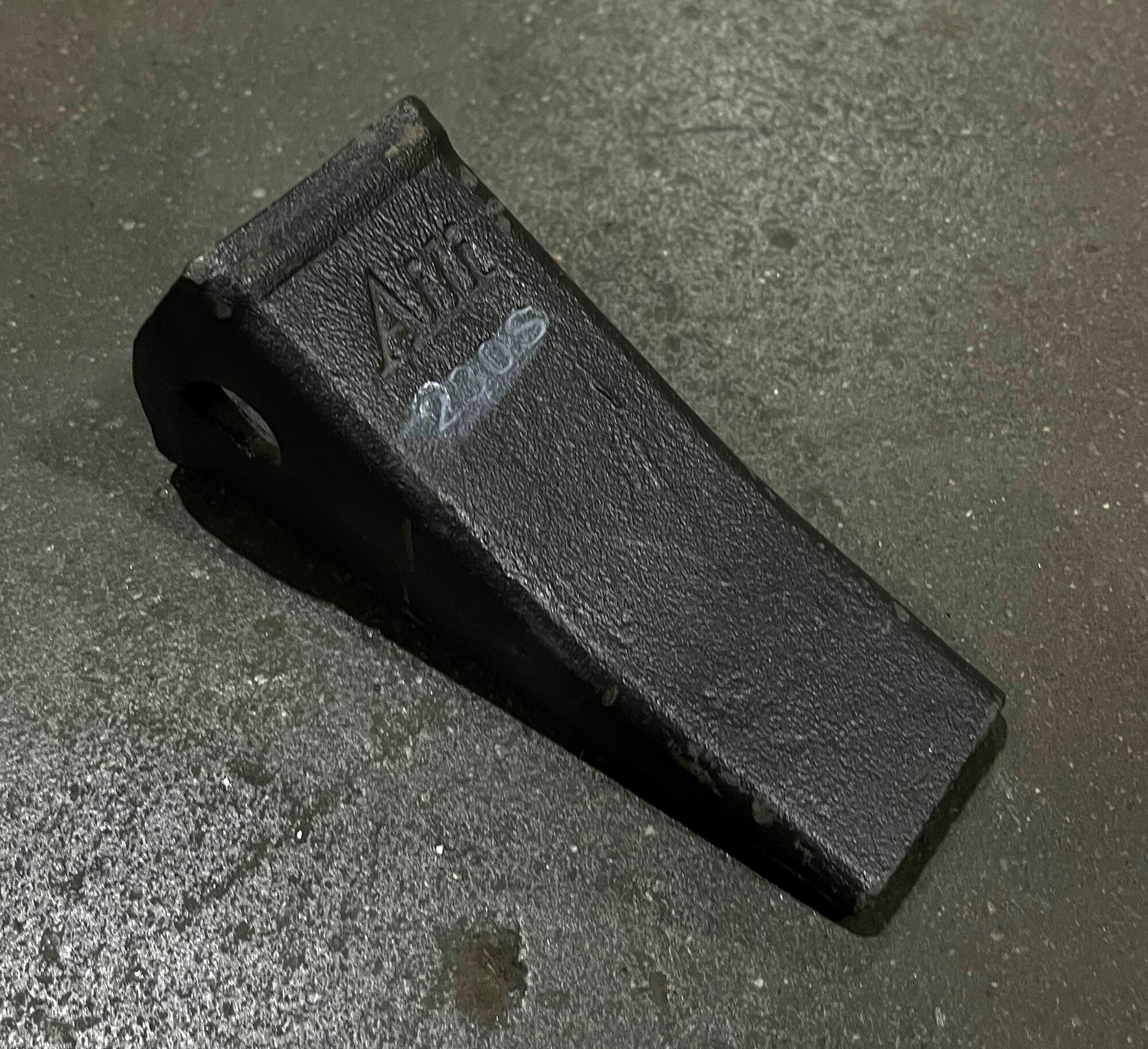 Коронка переднего ковша кованая 23TF, 230S AILI для экскаватора JOHN DEERE 315/325