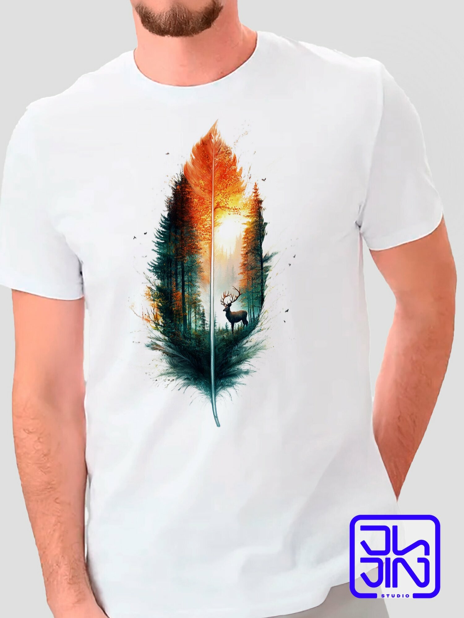 Футболка классическая мужская с авторским принтом Белая пестрая перо с оленем в густом, таинственном лесу на фоне заката, белый хлопковый трикотаж с прикольным рисунком на груди