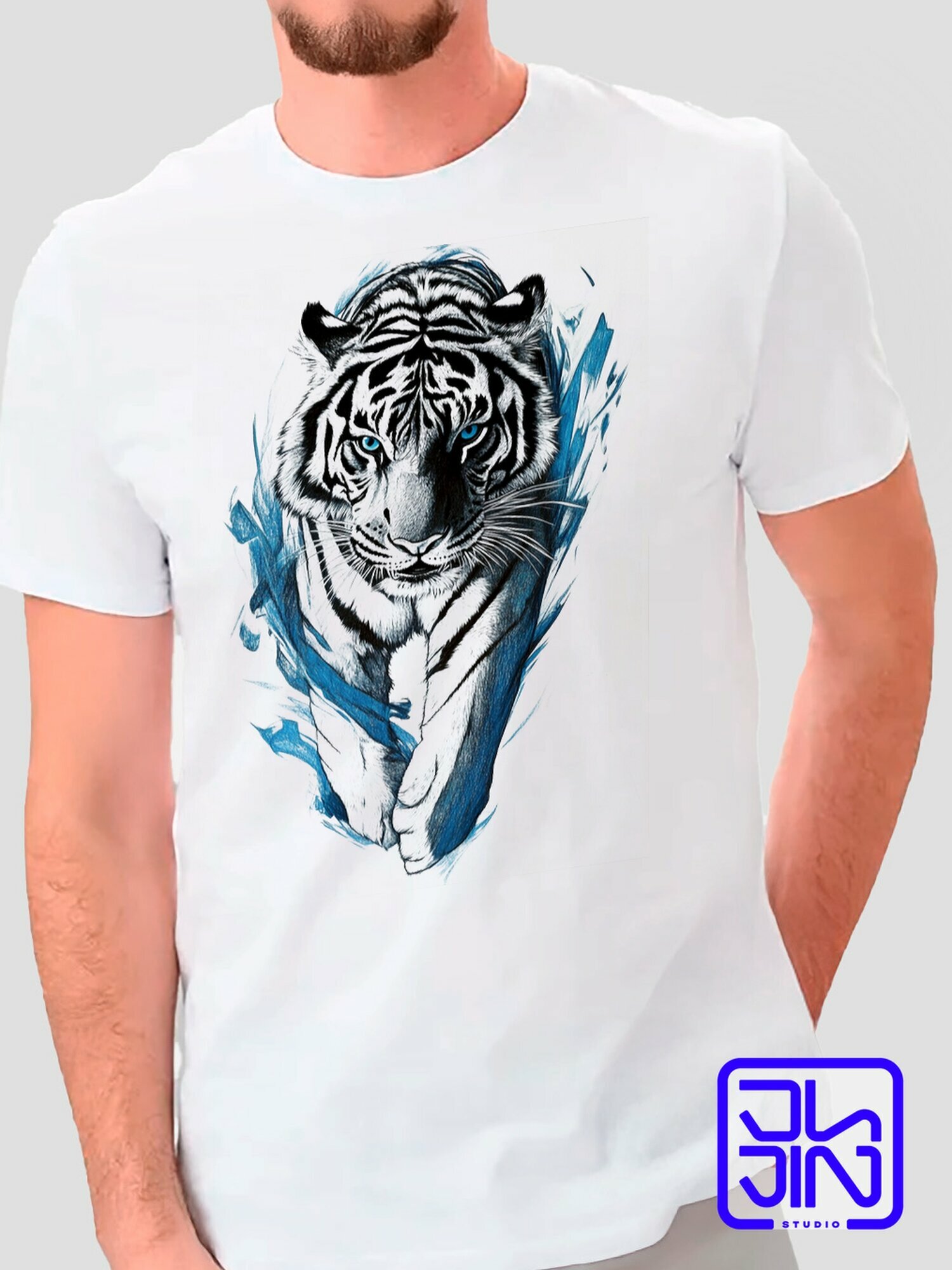 Футболка классическая мужская с авторским принтом Агрессивный, дерзкий тигр в черно-белом и черно-голубом граффити стиле экстрим, белый хлопковый трикотаж с прикольным рисунком на груди