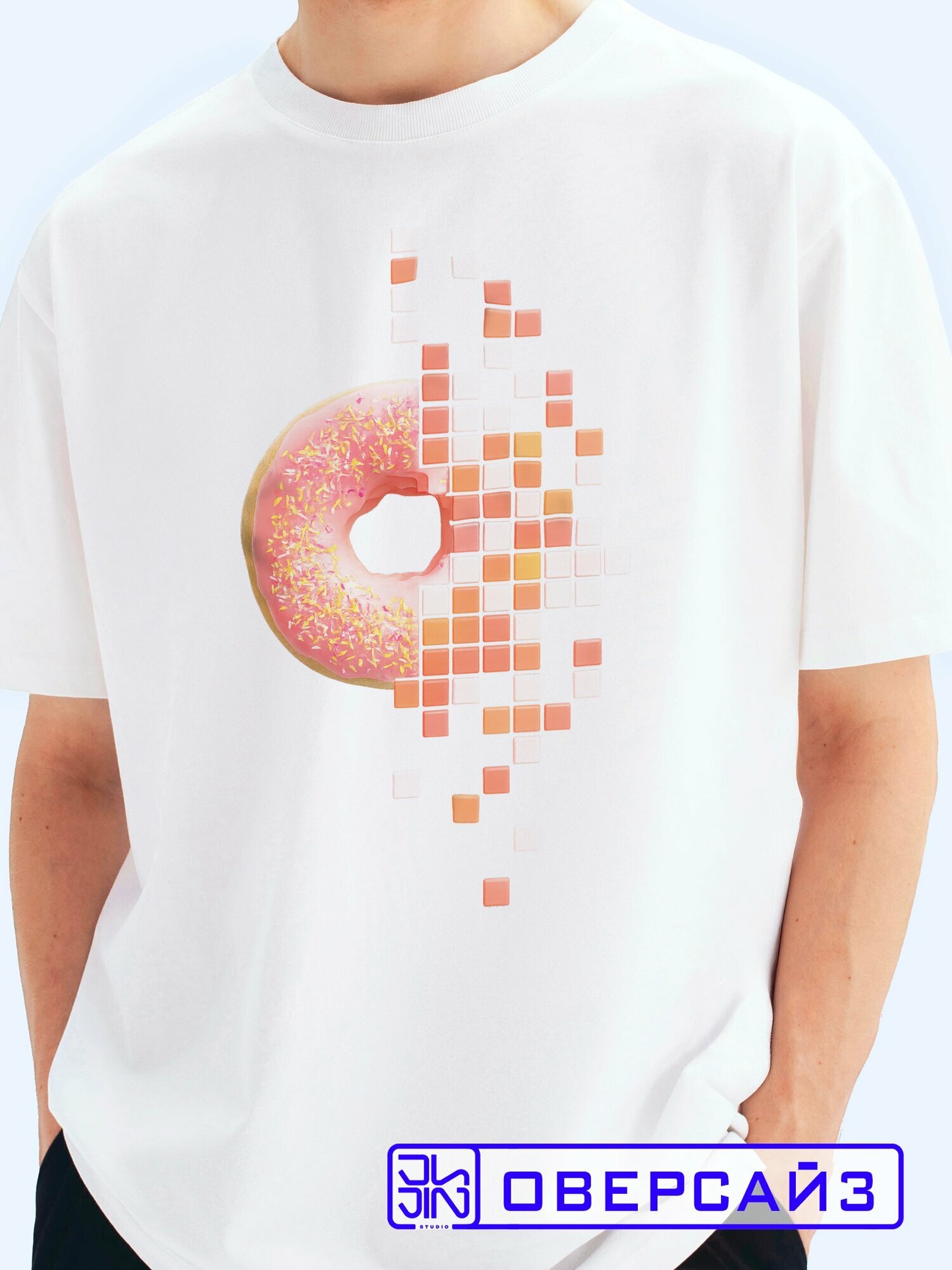 Футболка оверсайз мужская с принтом Розовые, креативные пончики с белой, геометрической пиксельной композицией, белый хлопковый трикотаж с прикольным рисунком на груди