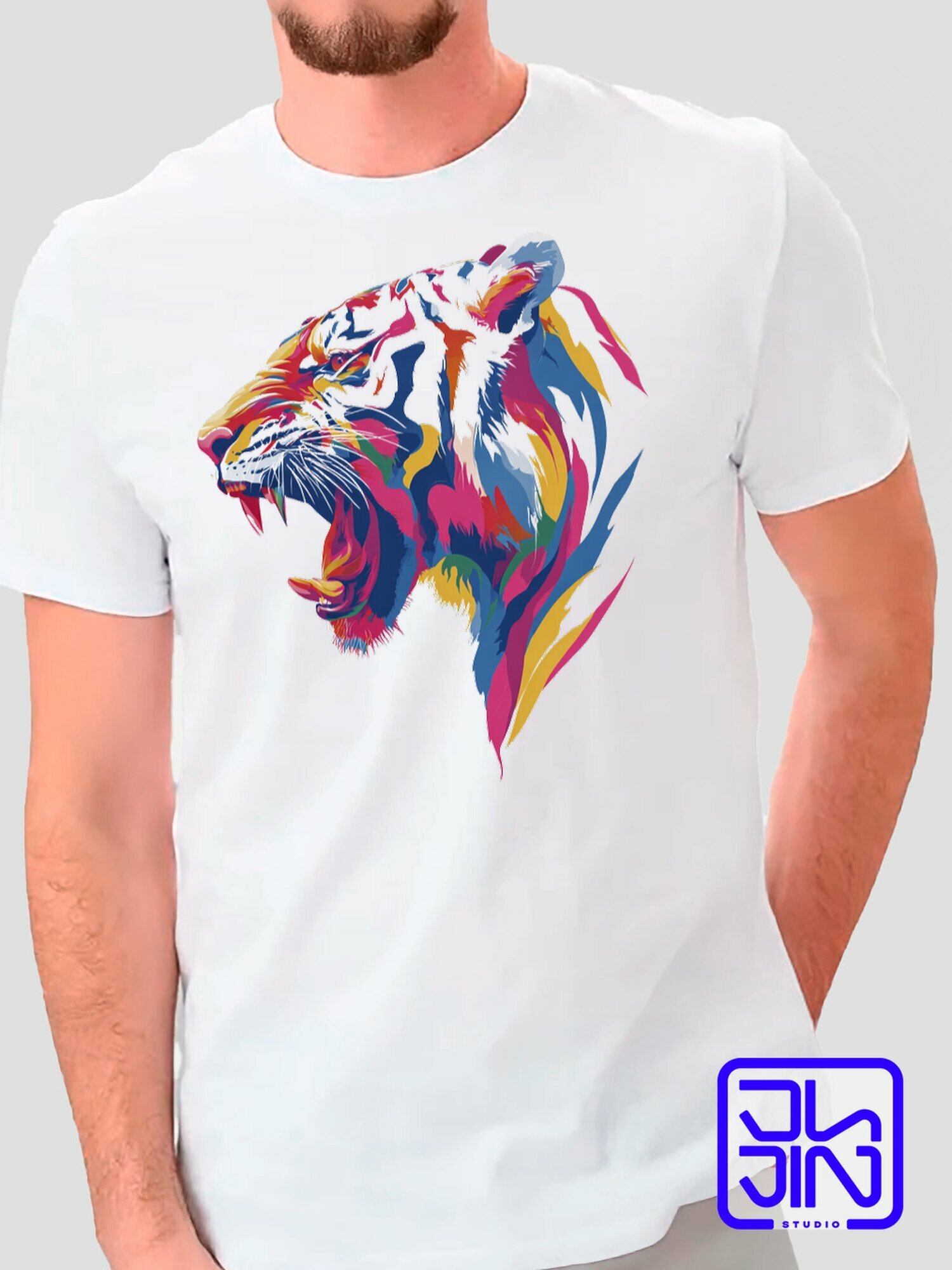 Футболка классическая мужская с авторским принтом Агрессивный, вызывающий тигр в пестрых, разноцветных тонах граффити экстрим, белый хлопковый трикотаж с прикольным рисунком на груди