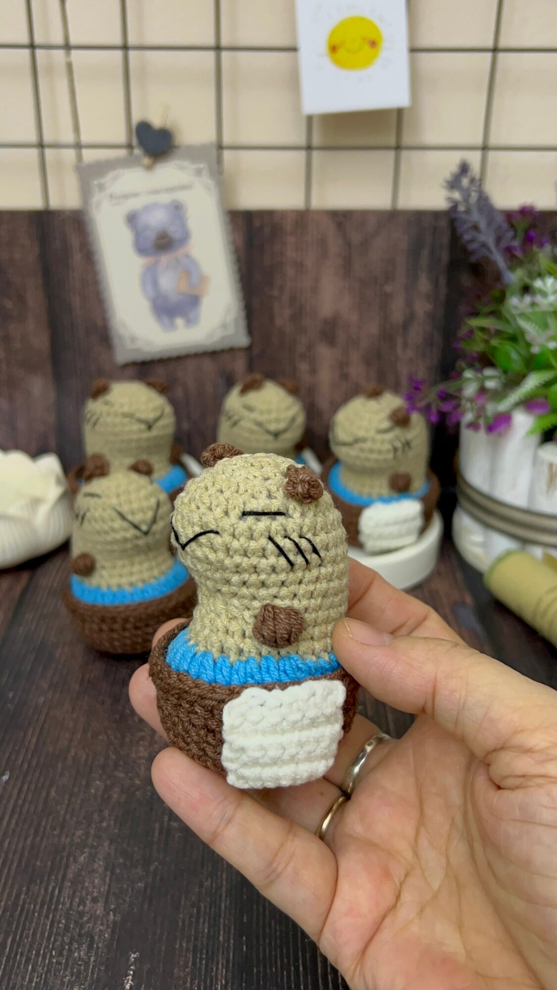 Вязаный брелок капибара. Вязаная игрушка ручной работы. Мягкая игрушка подвеска на рюкзак