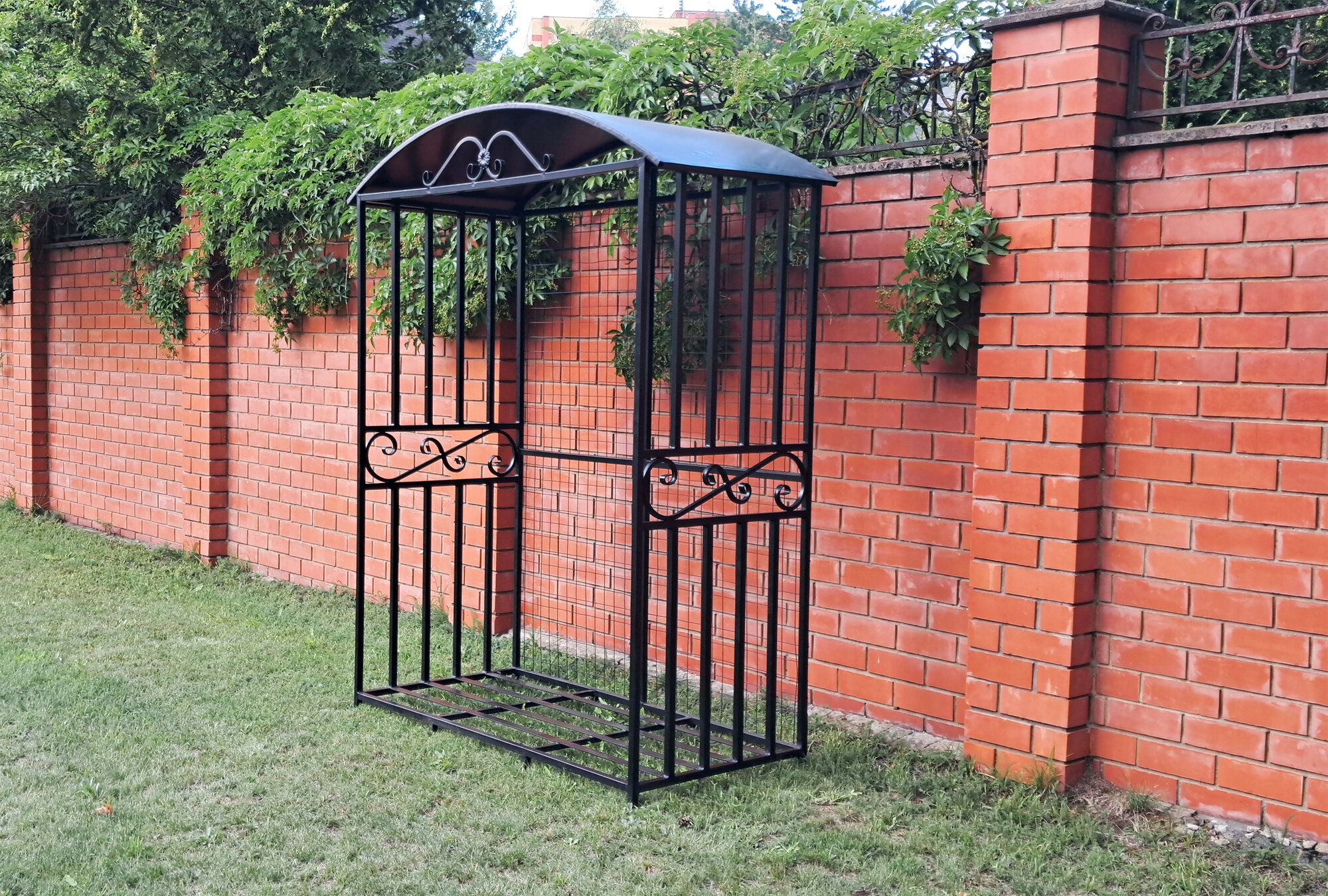 Дровница уличная с крышей и сеткой, цельная, на 3 куба дров