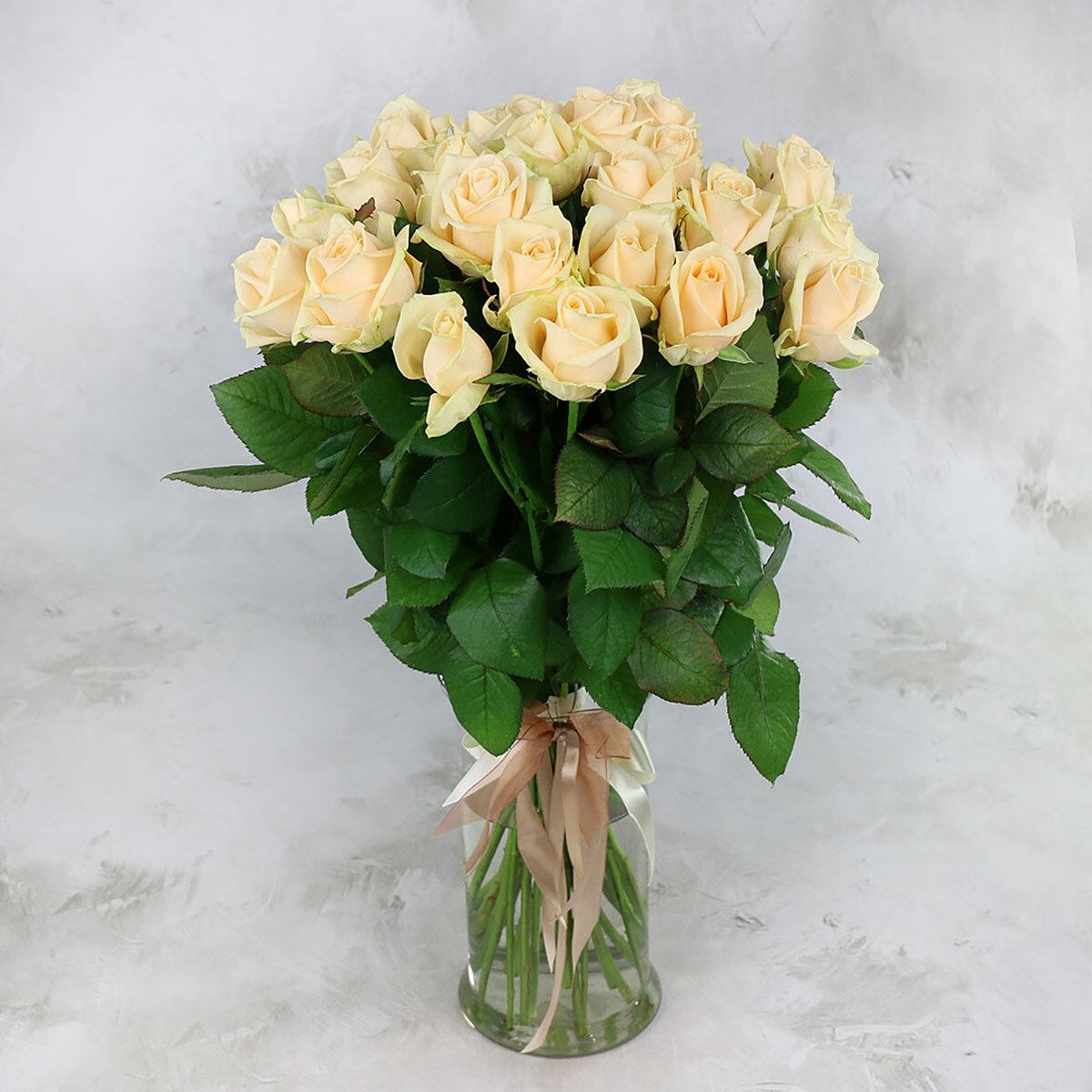 Букет живых цветов из 25 лимонно-кремовых роз 60см Букет маркет