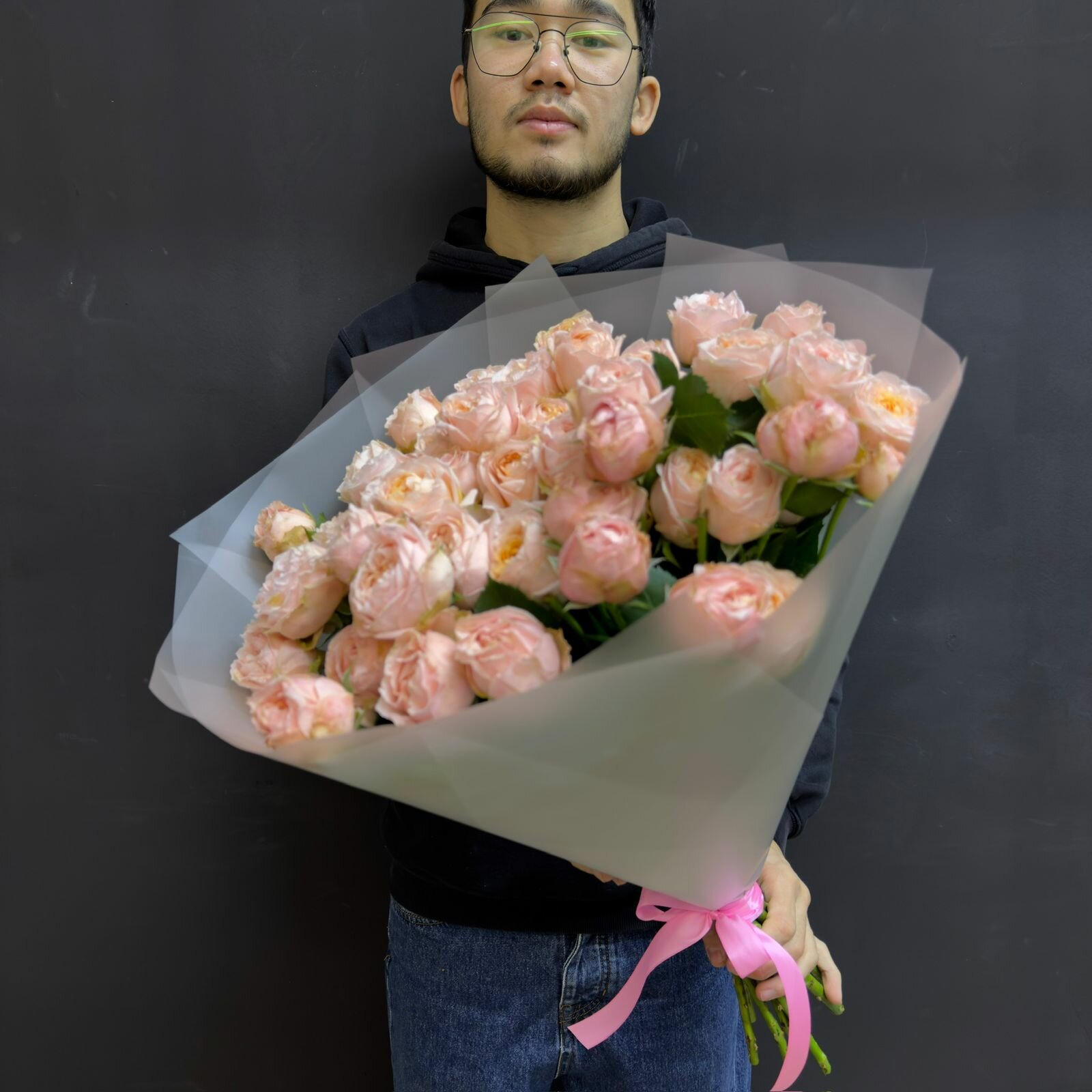 Милый букет из 19 кустовых розовых роз высотой 60 см с доставкой