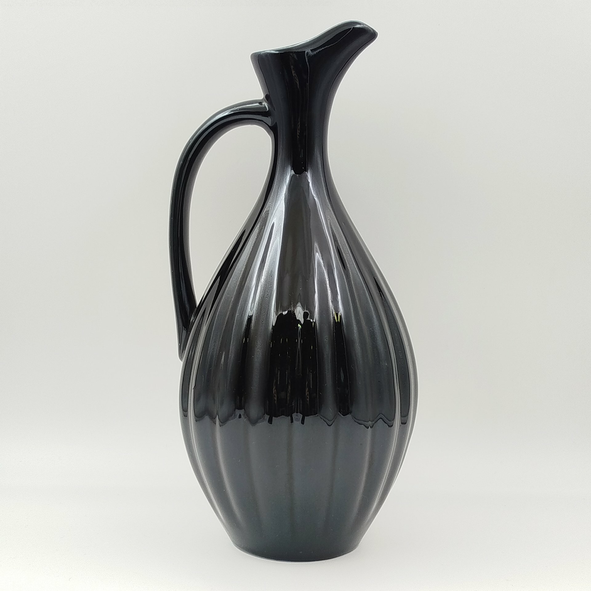 Кувшин с рифленым туловом, керамика, глазурь, СССР, 1970-1990 гг.