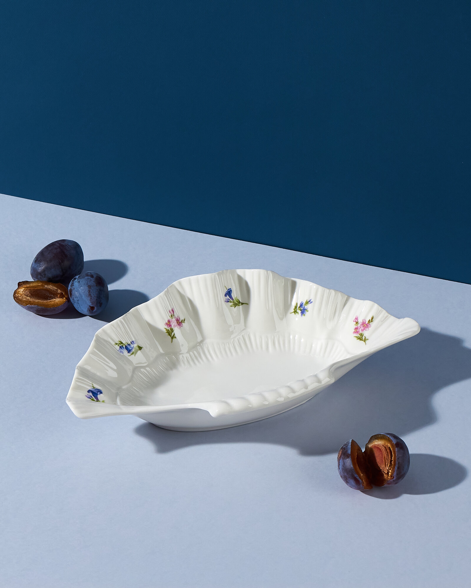 Сервировочная тарелка "Ракушка", керамика, красно-синий цветочный декор, 26 см