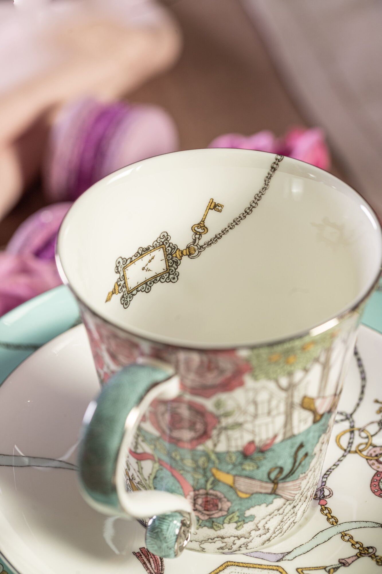 Фарфоровая чайная пара Valerie Concept "Алиса в стране чудес" кружка и блюдце, 260 мл