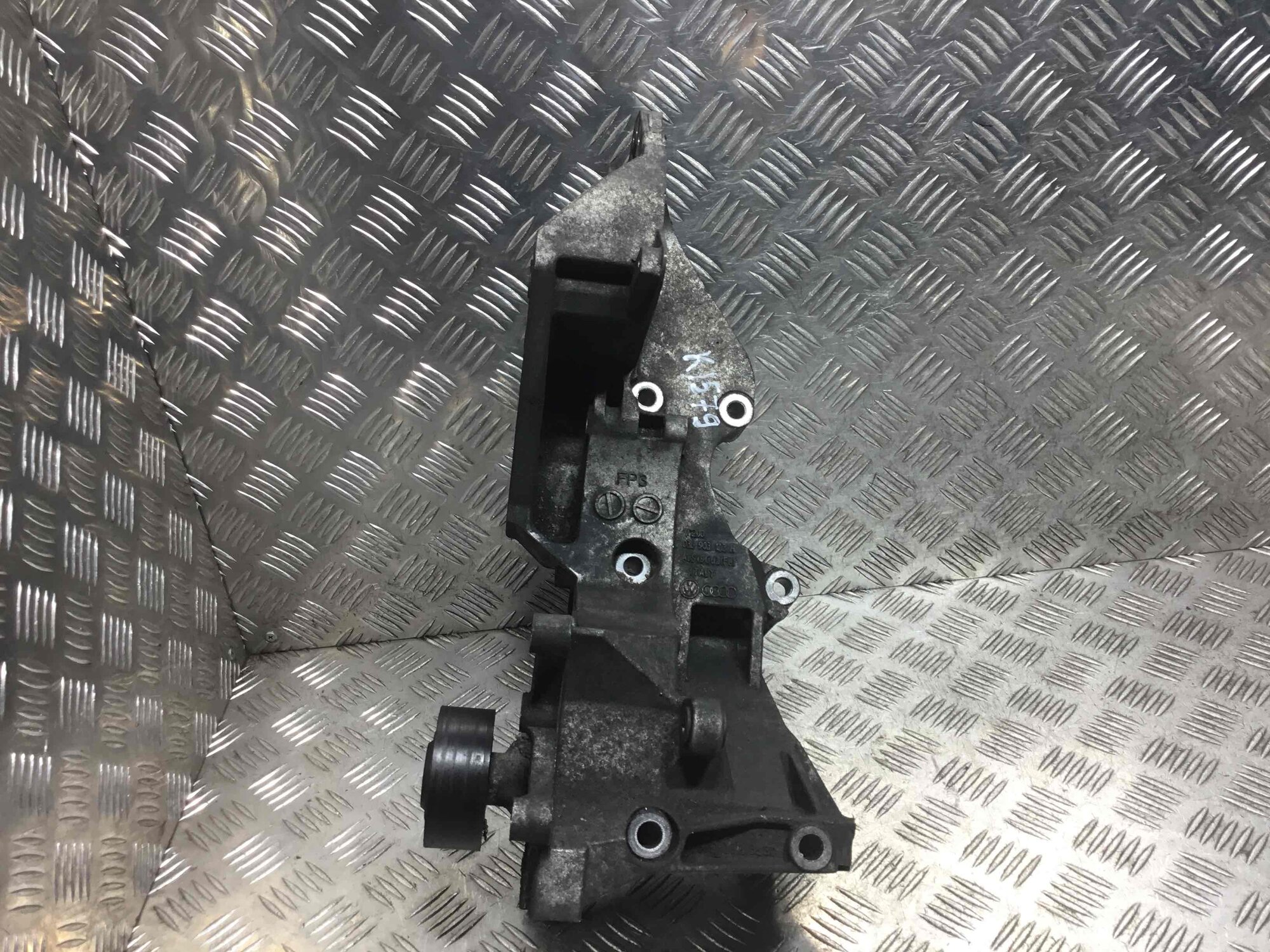 Б/У Кронштейн генератора Audi A4 B8/8K (2007-2011) 2011 г.