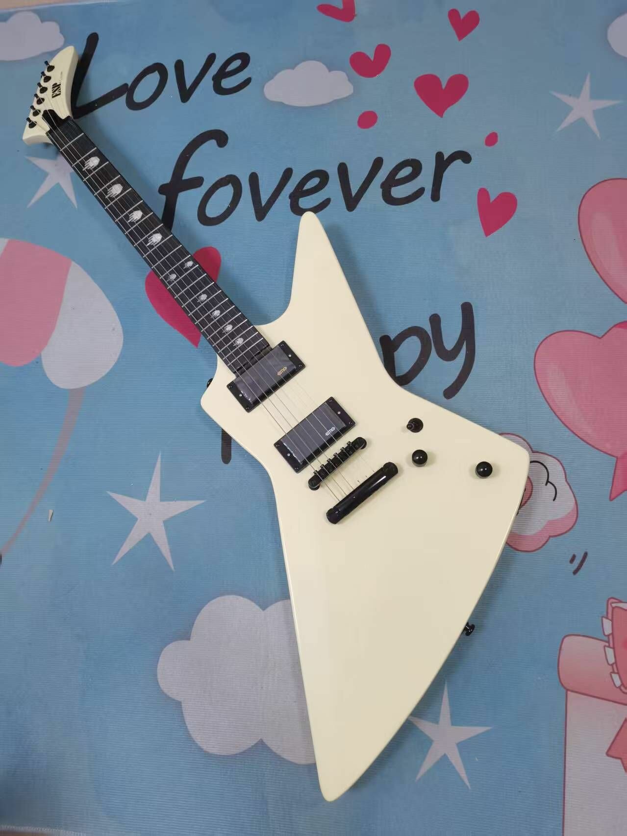 Гитара ESP Explorer, пальчики из розового дерева и цинь из дерева персикового сердца