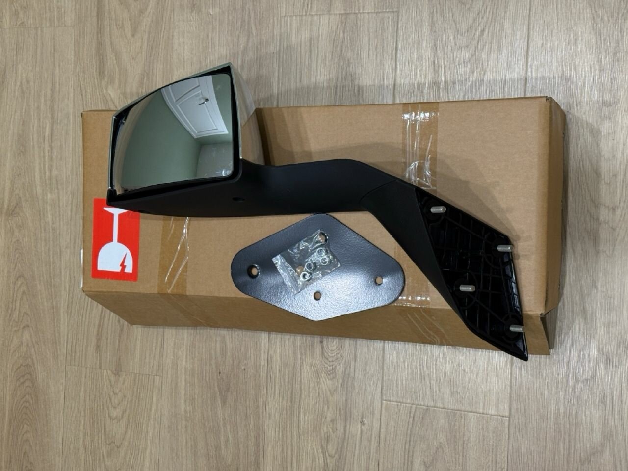 Зеркало на капот Volvo VNL левое крышка хром 82361058