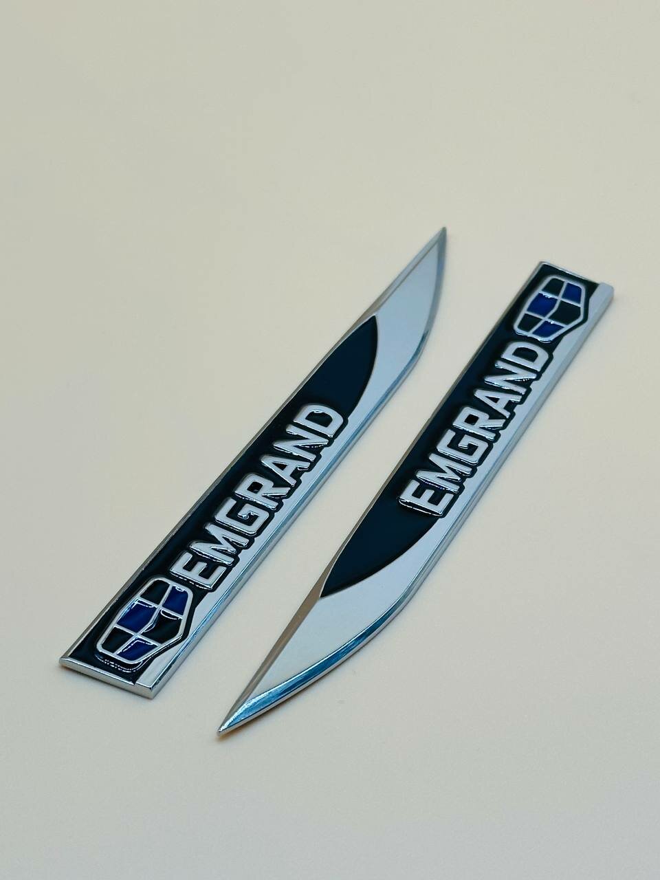 Шильдики Geely Emgrand на автомобиль на крылья 2шт