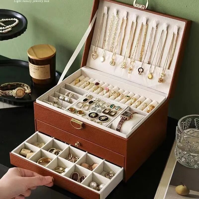 Коричневая шкатулка Light Luxury Jewellery Box для украшений с замком и имитацией кожаного корпуса, прямоугольная, бархатная отделка — фото 1