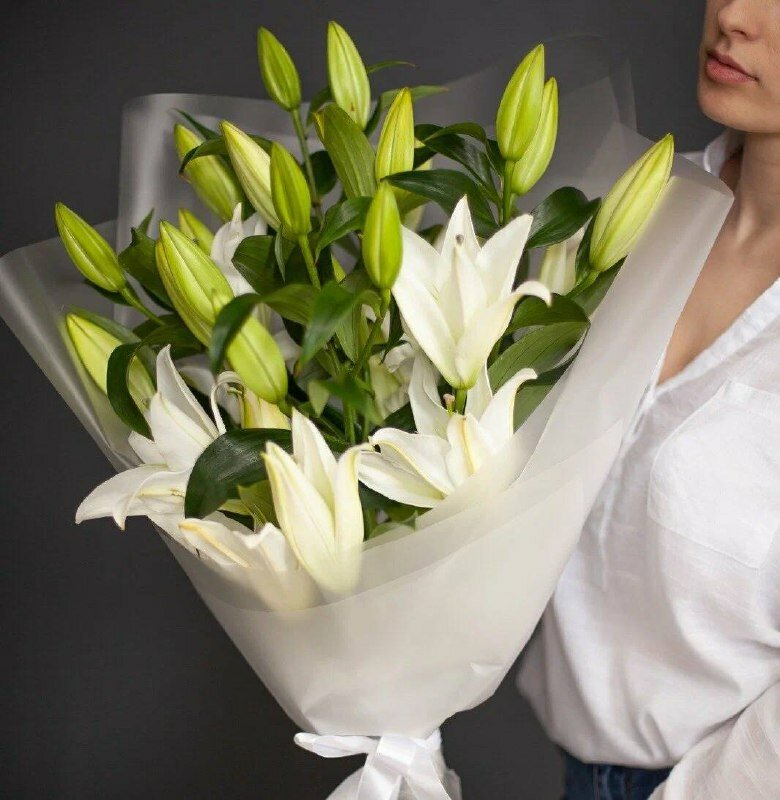 Букет из 5 белых лилий "Нежность" в матовой упаковке