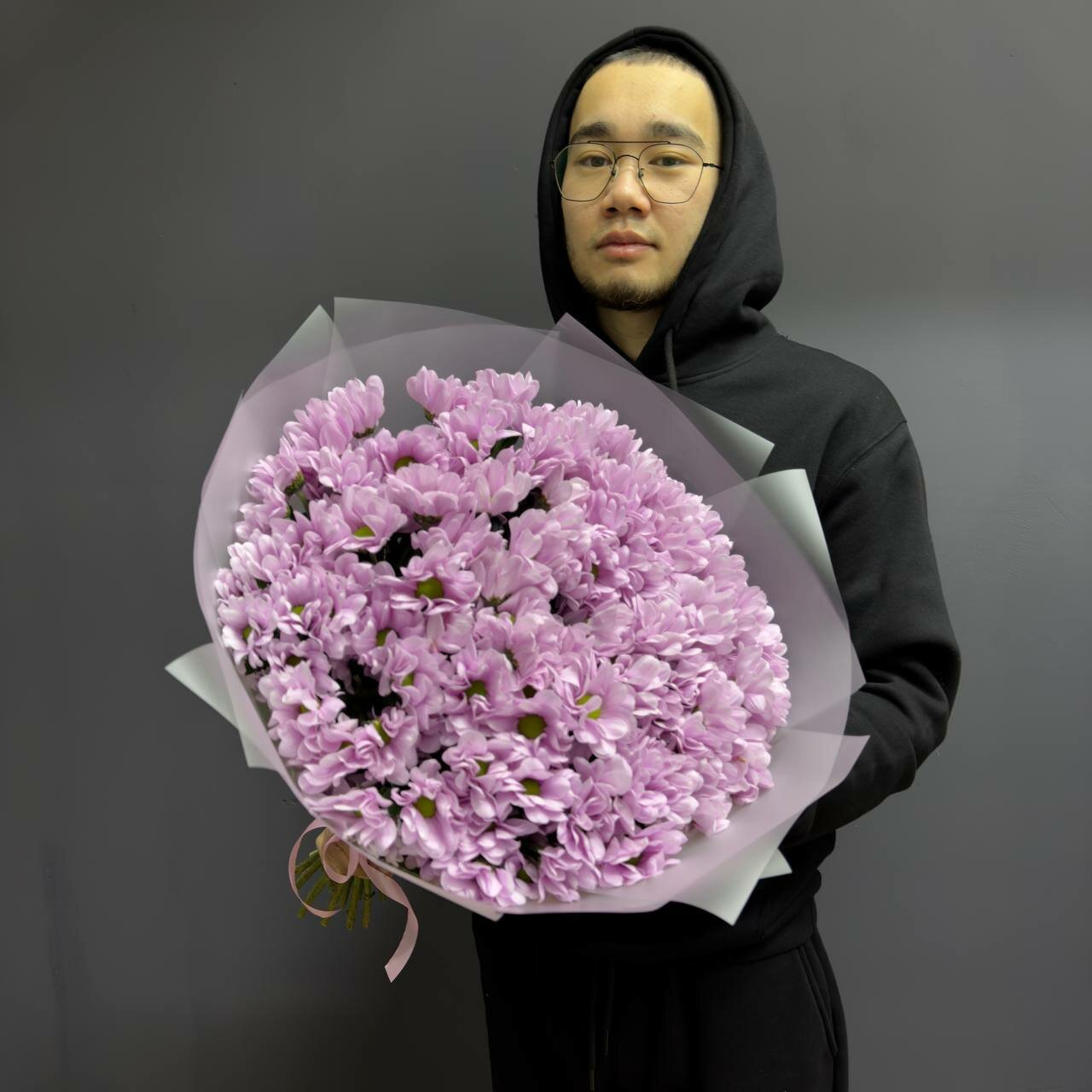 Прекрасный букет комплимент из 15 кустовых хризантем с доставкой