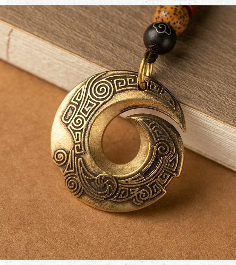 Скульптура из меди "Удача меняет"