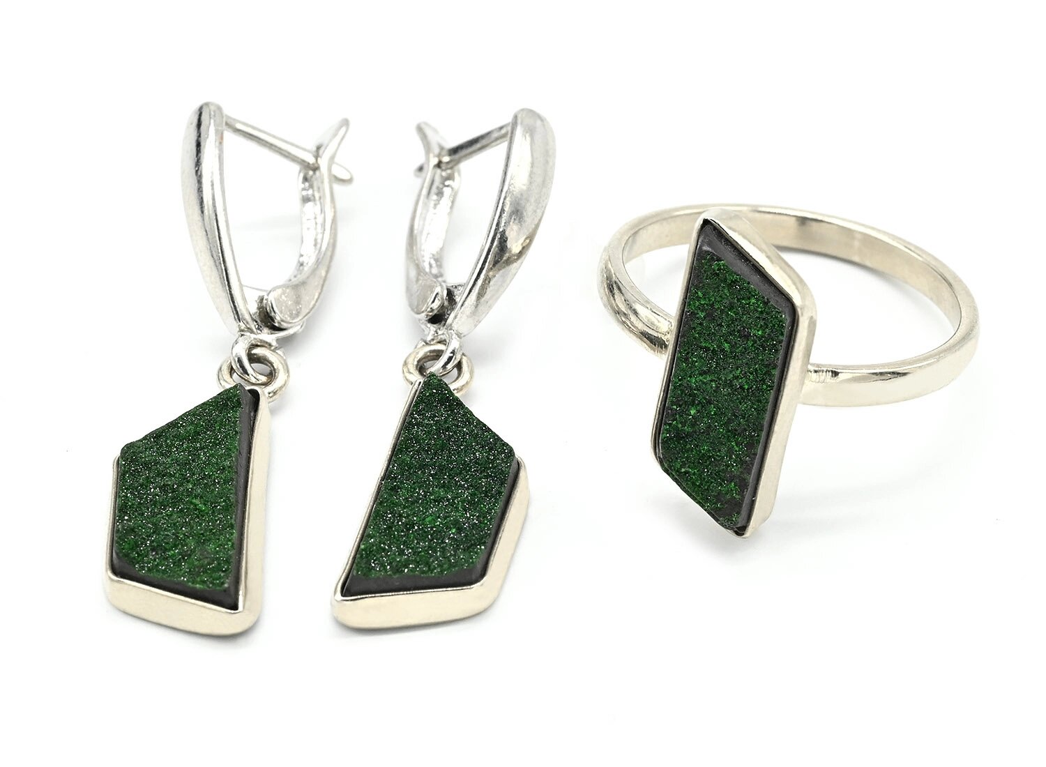 Комплект бижутерии: кольцо, серьги, гранат