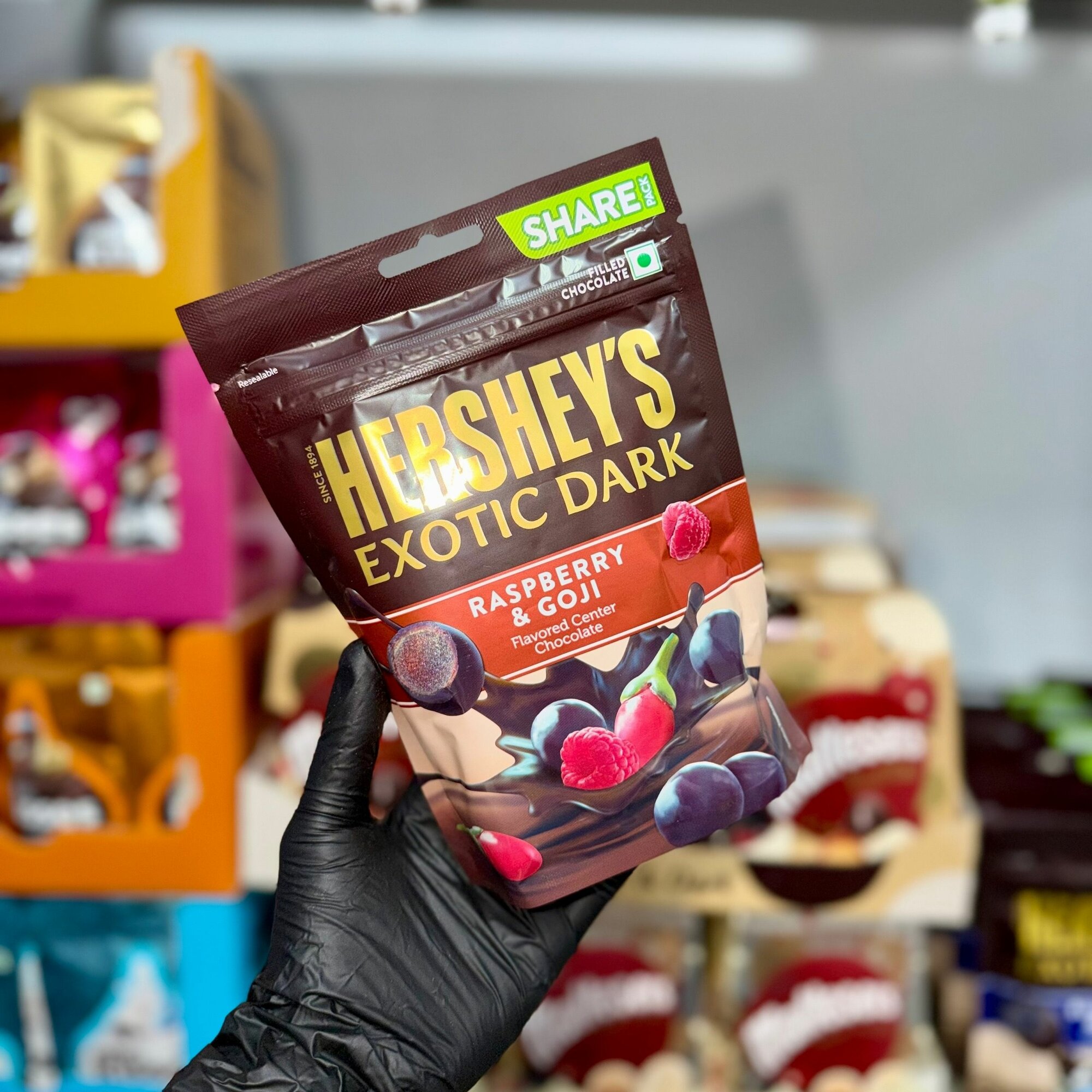Шоколадные драже HERSHEY'S EXOTIC DARK со вкусом малины и ягод годжи 100 гр.