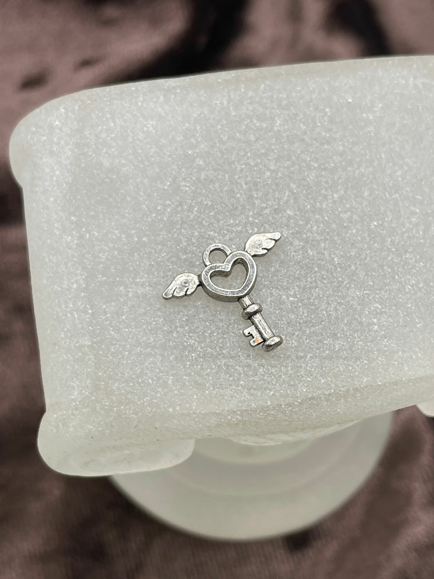 Винтажный кулон подвеска, ключ с крыльями