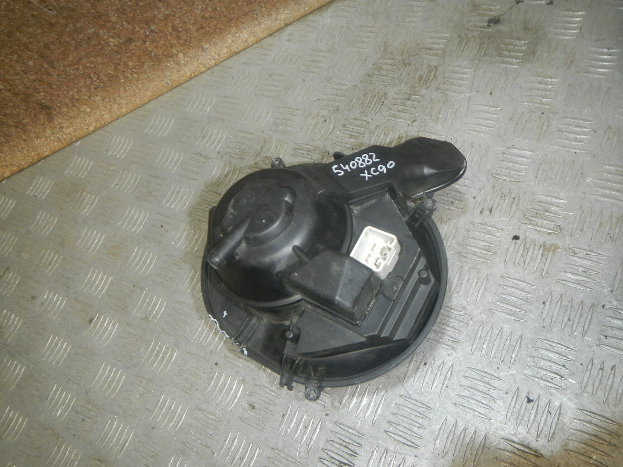 Б/У Моторчик отопителя, Volvo (Вольво)-XC90 (02-) VOLVO XC90 (02-) Отколот небольшой кусок корпуса, повреждена крыльчатк...