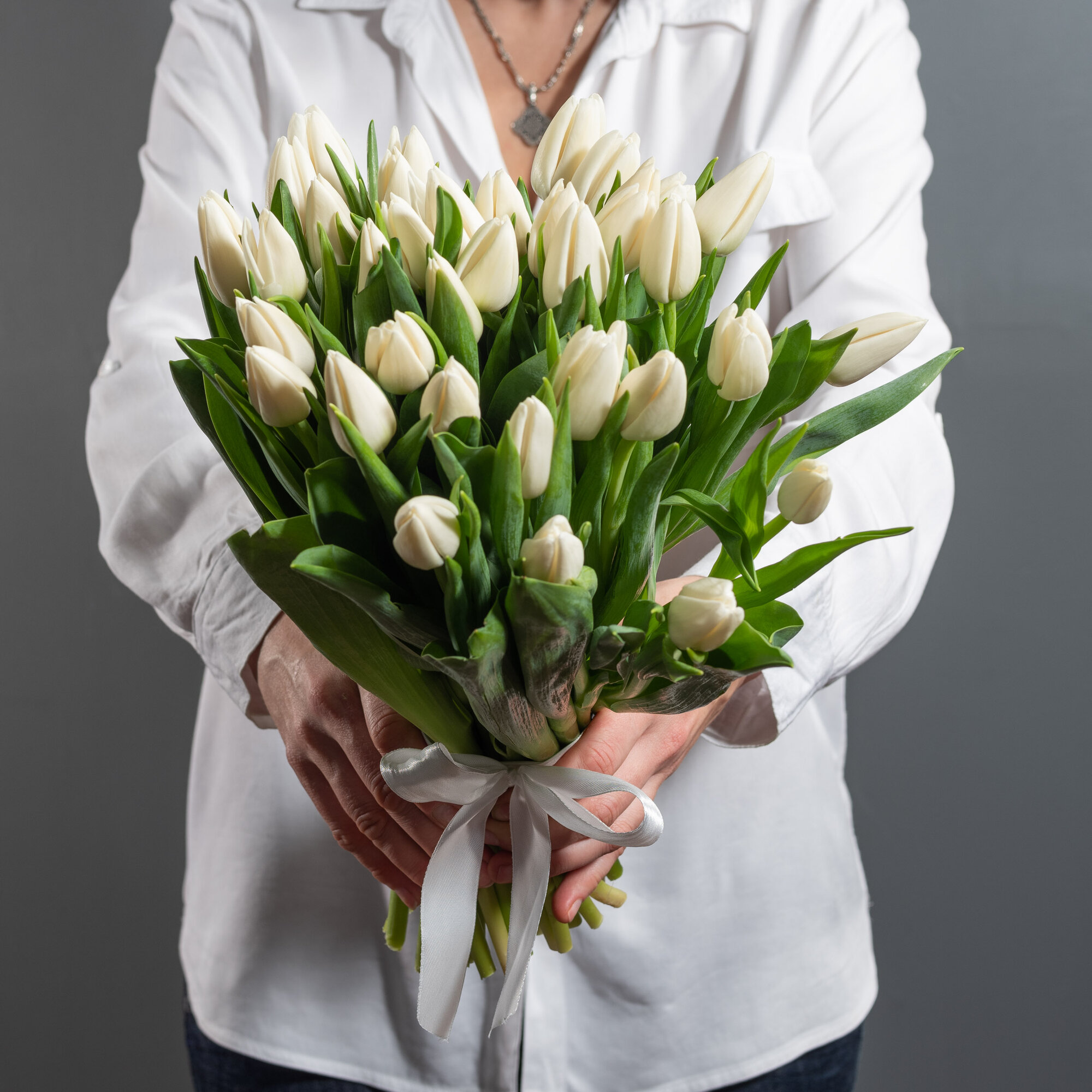 Букет Flor-Pro Flowers живых цветов из 35 белых тюльпанов с атласной лентой