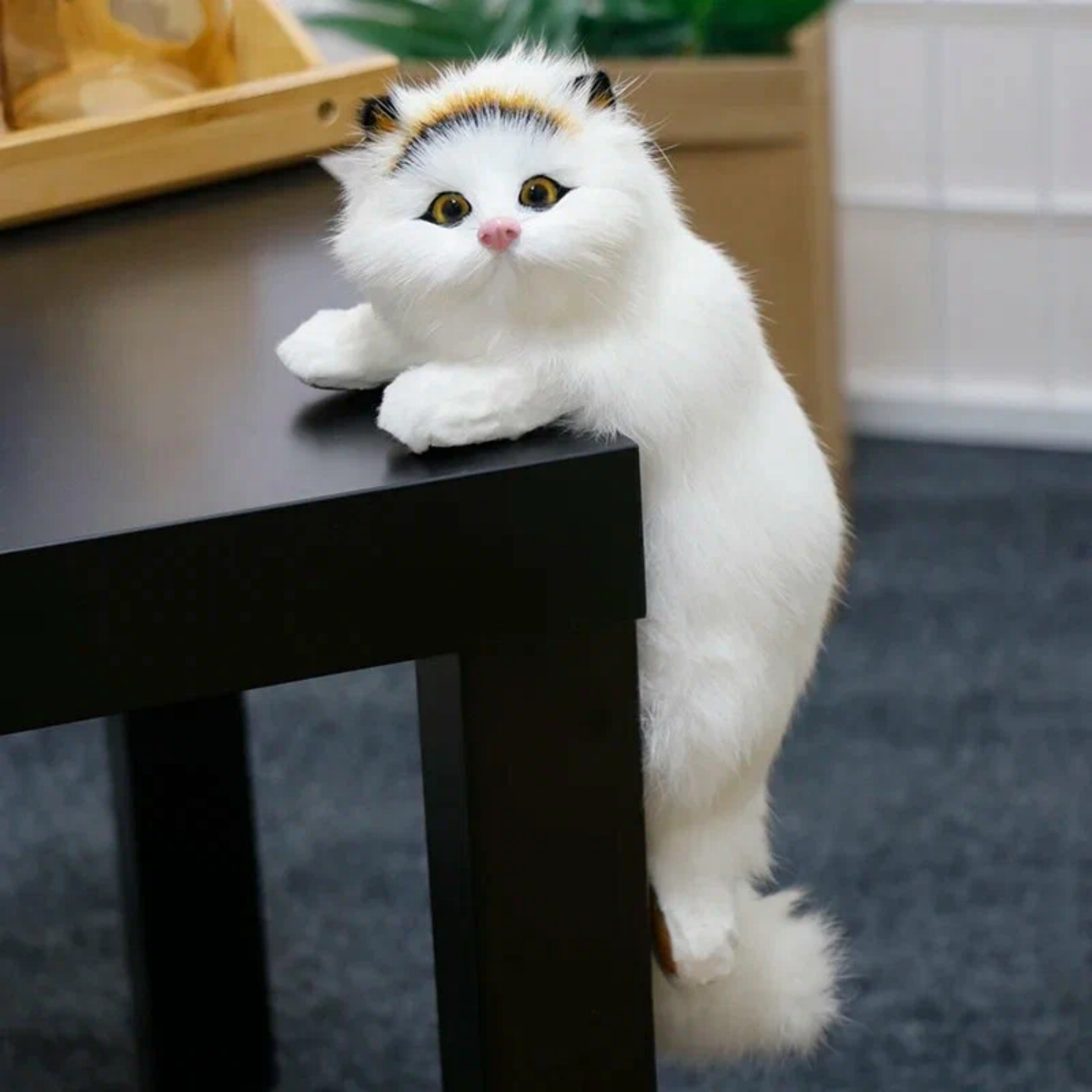 Подвесная плюшевая кошачья подвеска — легкая, милая, приятная на вид и на ощупь, с отличной текстурой.