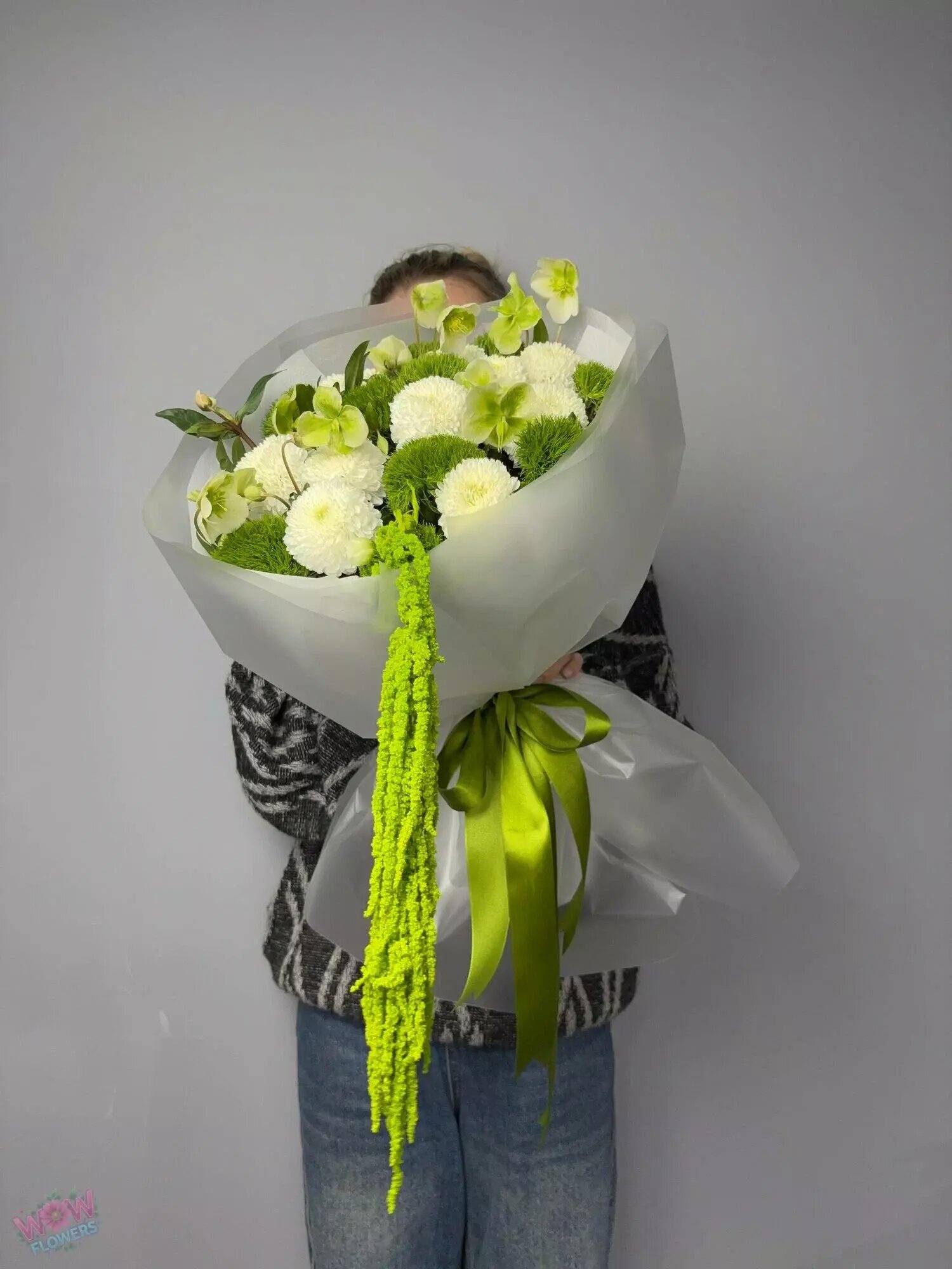 Зимний сад: букет из хризантем, хелеборуса и гвоздики Грин Трик – купить с доставкой