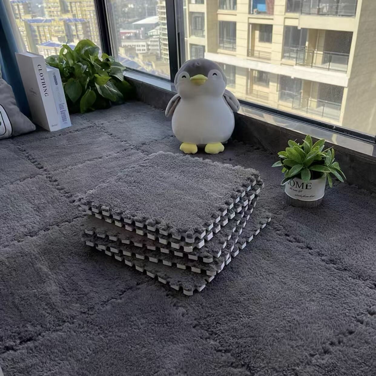 На краю кровати лежит пушистый ковер, подходящий для всех полов, темно - серый, размер 30x30 см, 10 шт.