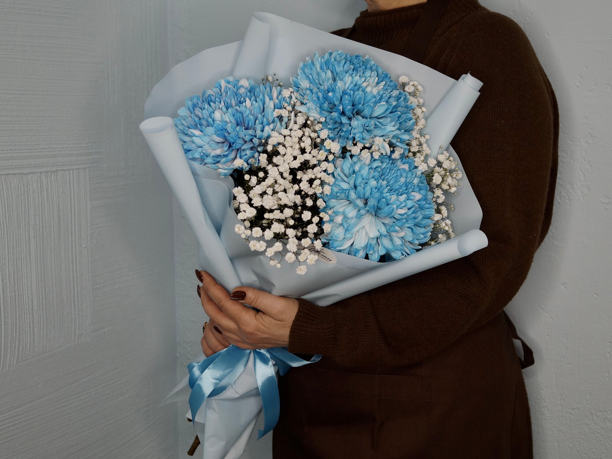 Букет "Дуо", из одноголовых хризантем, обертка, атласная лента, оформление, 60х30 см