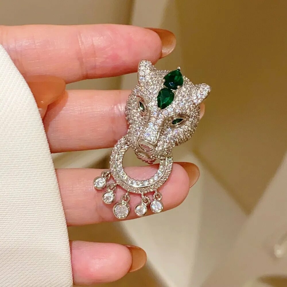Серебряная брошь Голова леопарда, 4.1x1.9 см, инкрустирована стразами, стойкое экологичное покрытие с вечным блеском, подарочная упаковка, подарок, бижутерия