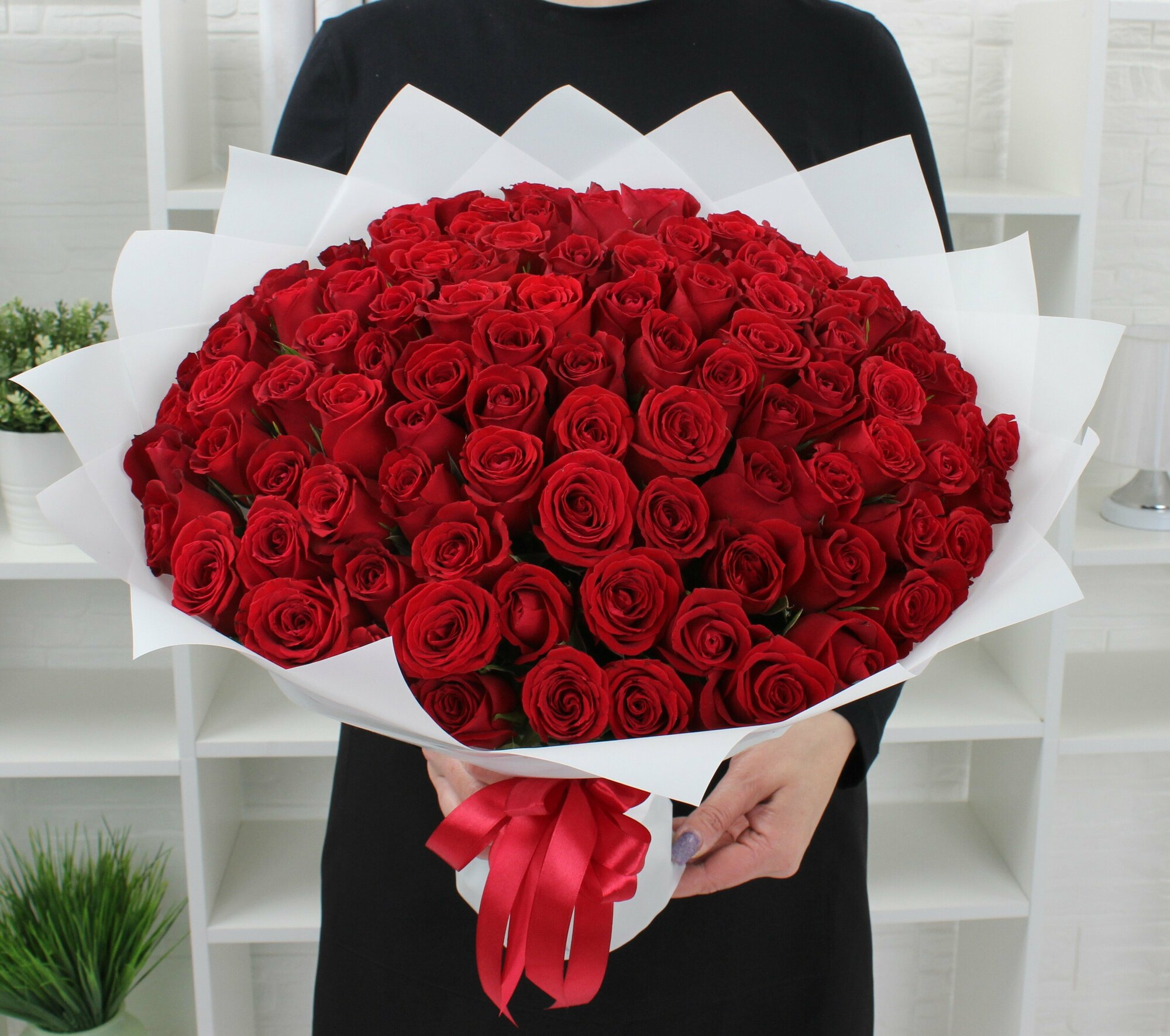 Монобукет THE FLOREAL красная роза 101 штука, высота 40 см, с бантом