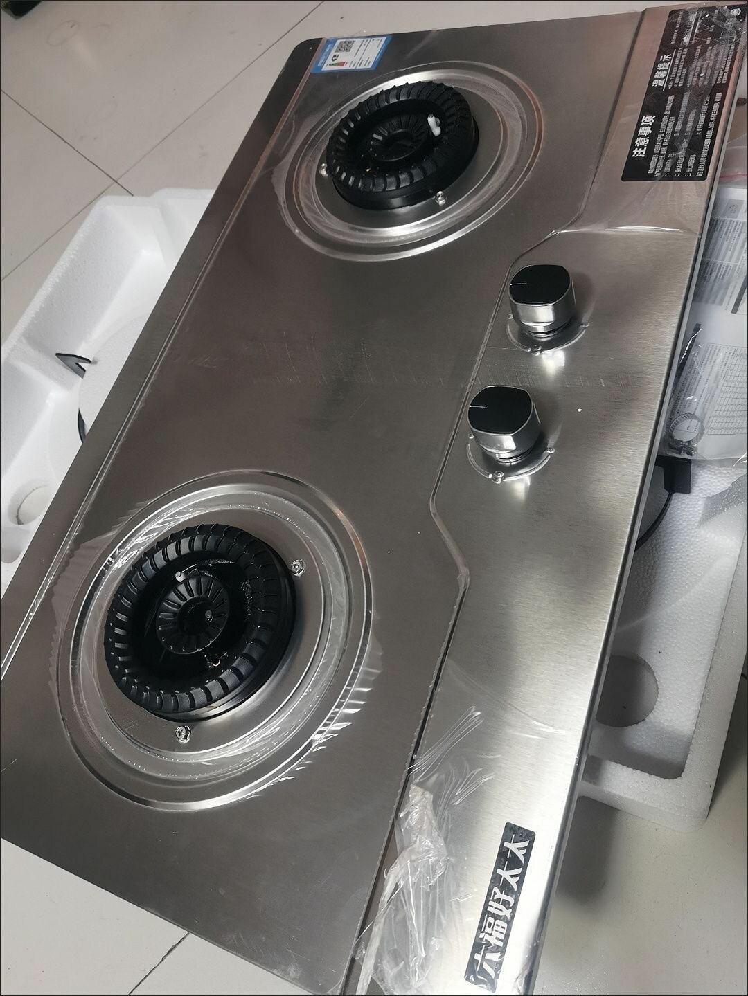 Настольная плита мощностью 4,8 кВт, поверхность из нержавеющей стали, размер 71*41 см, подходит для подключения к баллонам со сжиженным газом.