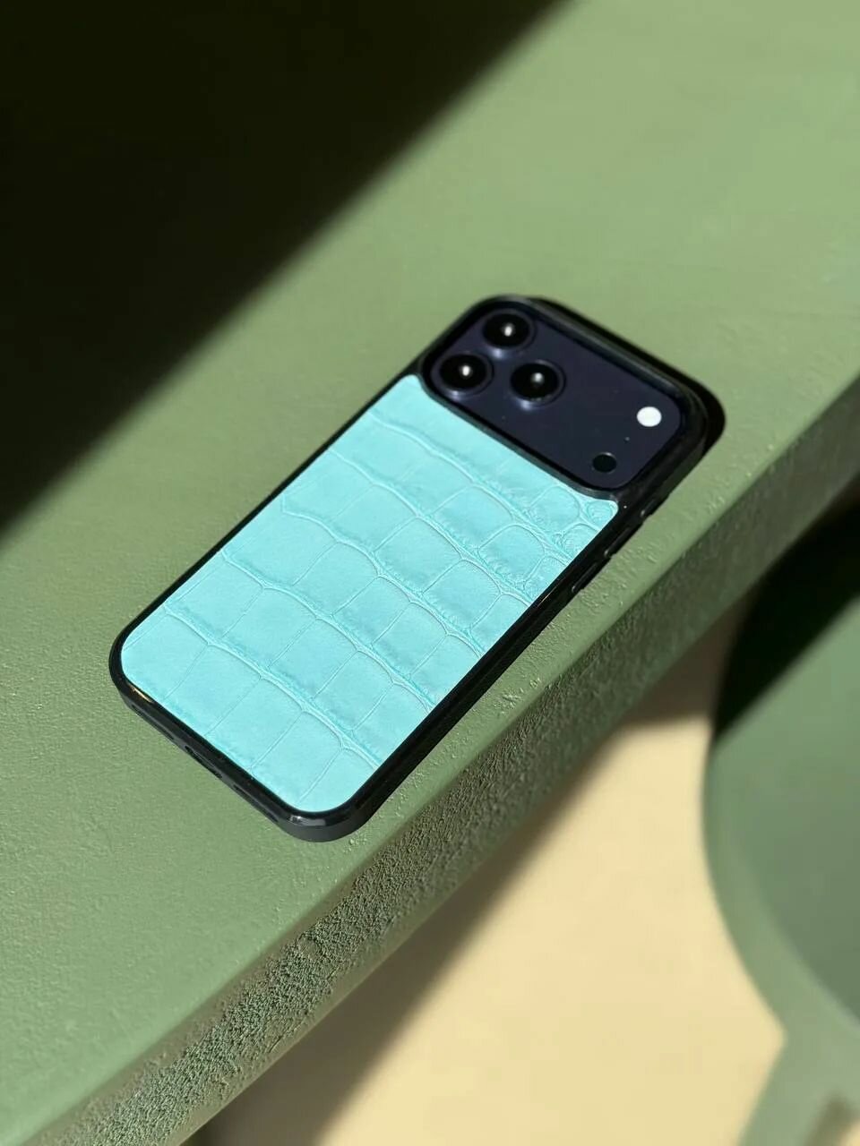 Чехол для iPhone 17 Pro светло голубой из натуральной кожи