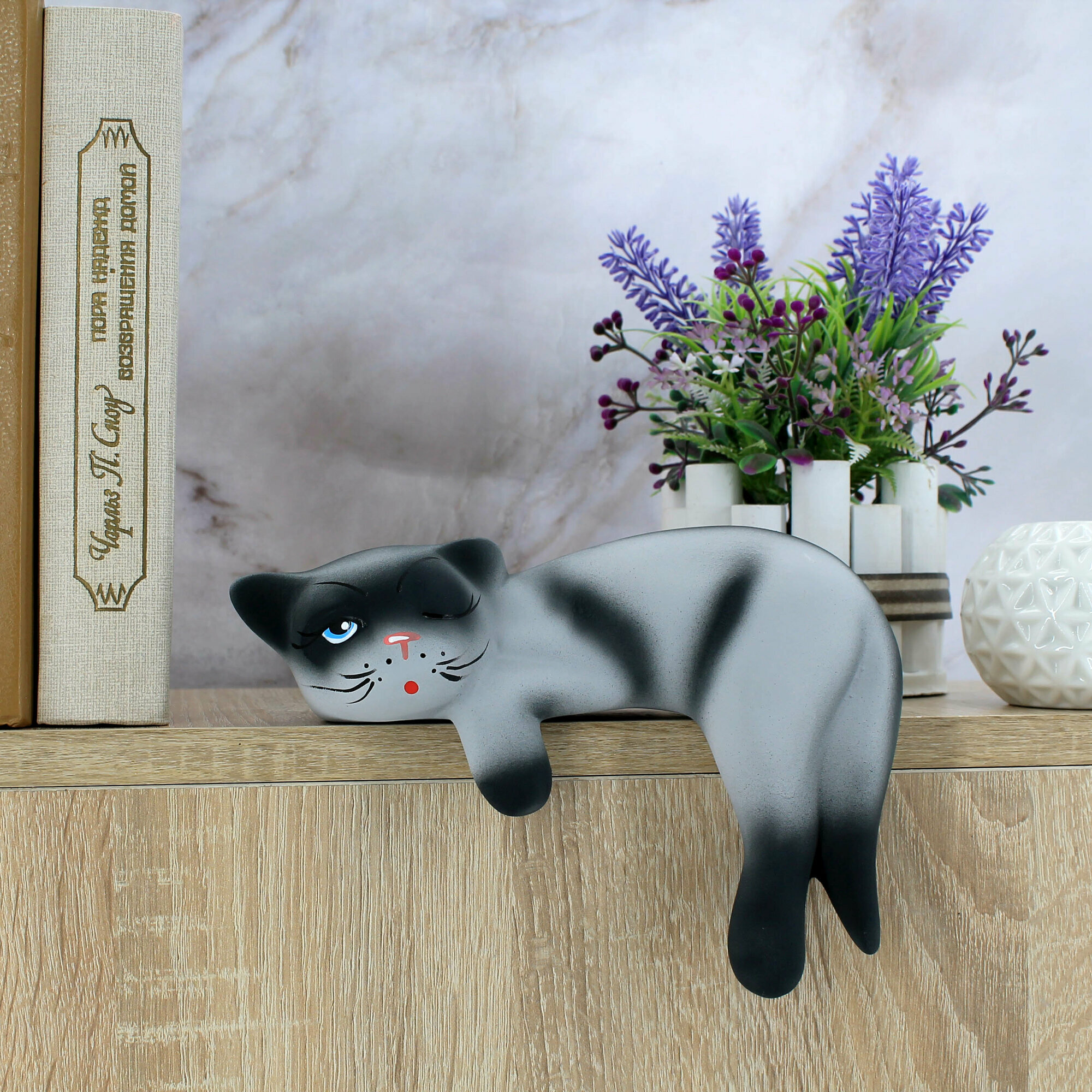 Интерьерная статуэтка фигурка Кошка Соня , 21 см , керамика , ручная роспись , цвет серый с черным подпалом