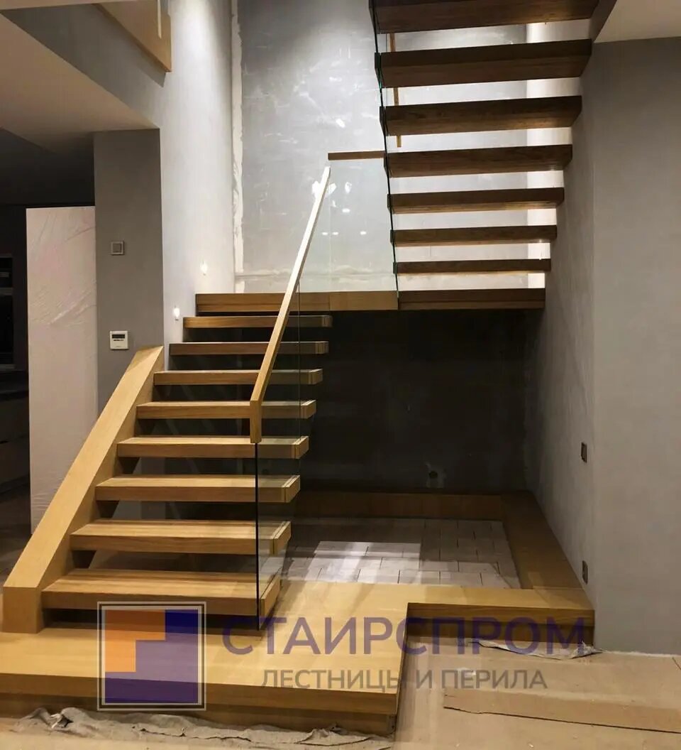 Консольная лестница и ограждения из стекла L=2500 мм, H=2700 мм. СтаирсПром