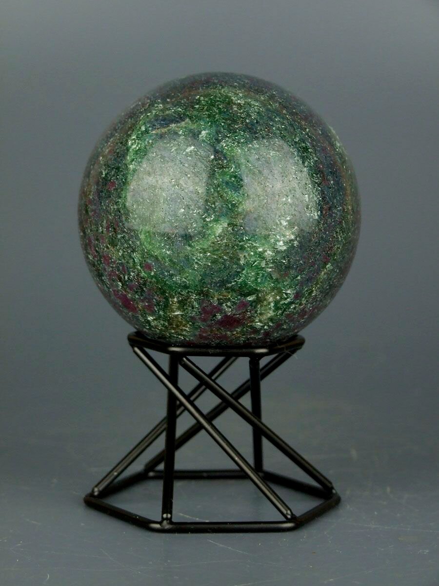 Рубин в Кианите шар диаметр 65 мм на подставке