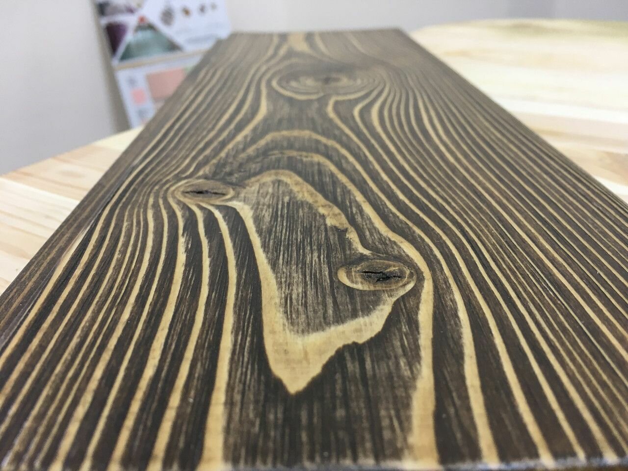 Полка черная из термодерева массива Лиственницы 1000х250х40