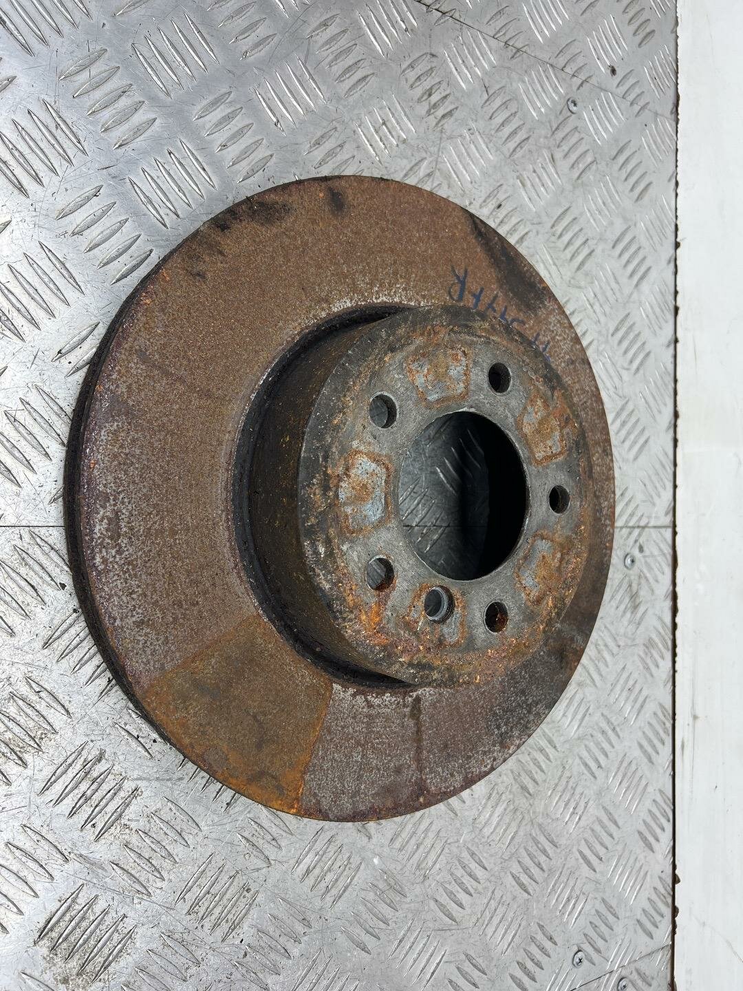 Диск тормозной передний правый BMW 5 E60/E61 рест. E60 (2007 - 2010)