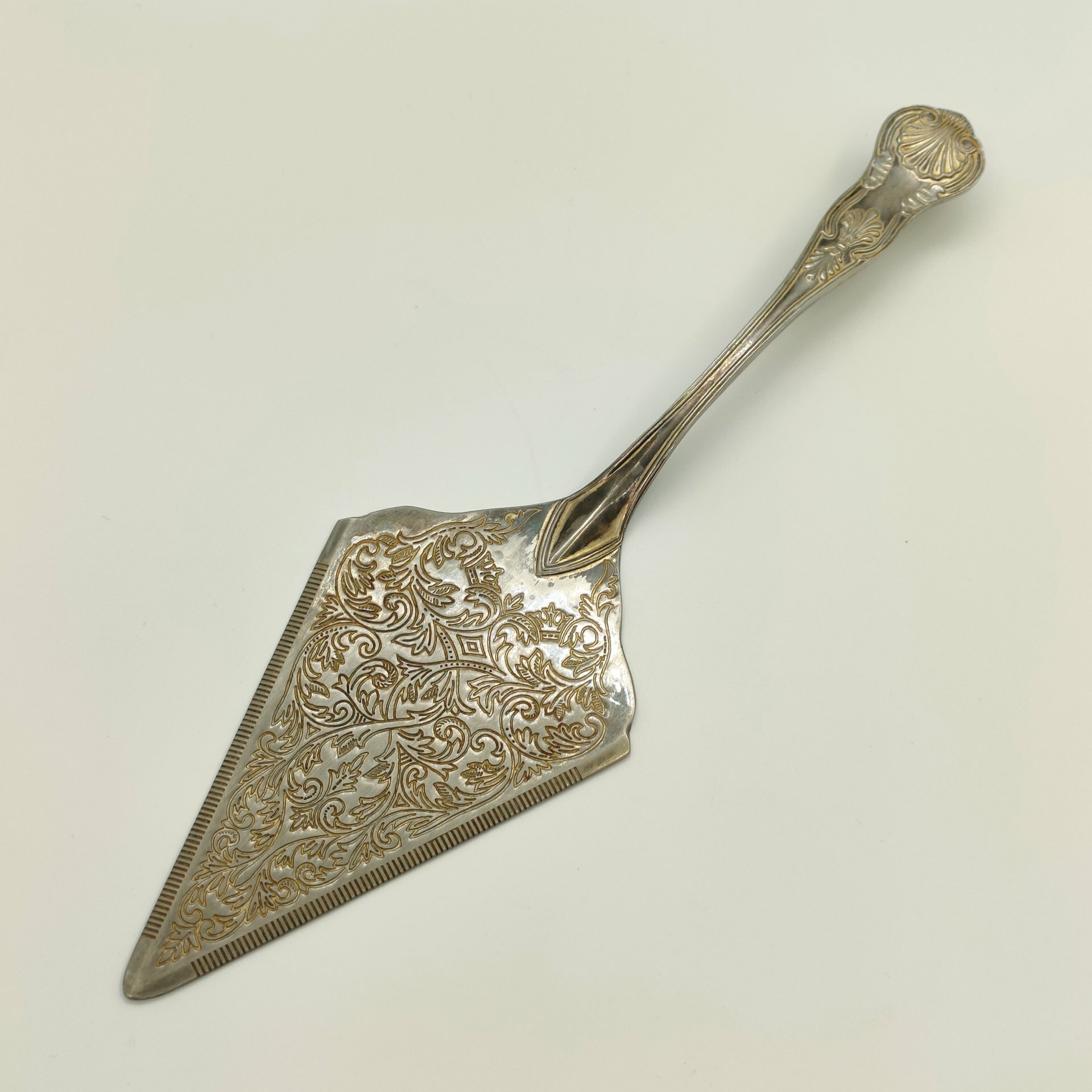 Лопатка для торта, украшенная растительным декором, металл, серебрение