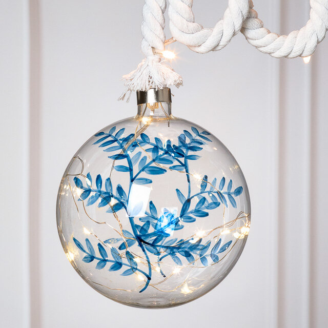 Декоративный подвесной светильник Шар Голубые Листья 14 см, 15 теплых белых LED ламп, на батарейках, Peha (Пеха), GF-22265