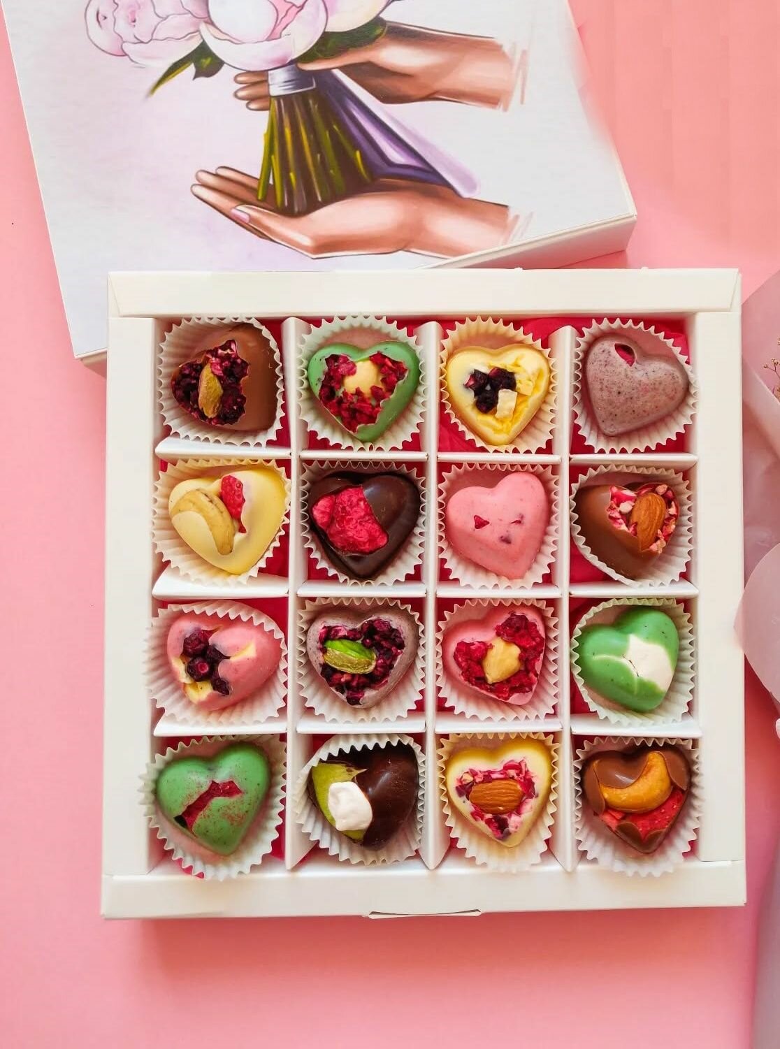 Подарочный набор конфет ShokoTrendy "Яркие Сердца", в коробке, 150 г