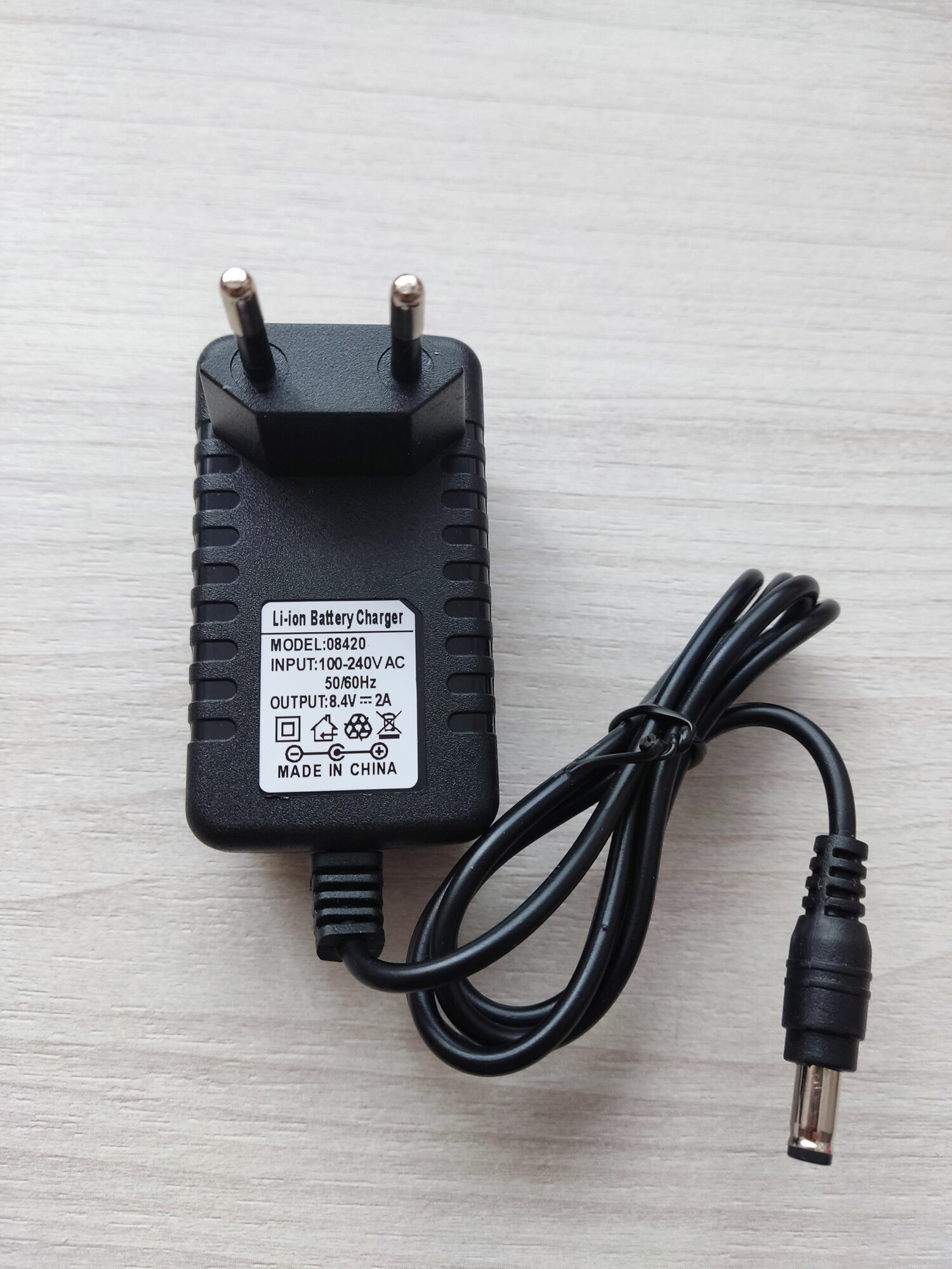 Зарядное Устройство 8.4 Вольта 2 Ампера / Адаптер 8.4V 2A