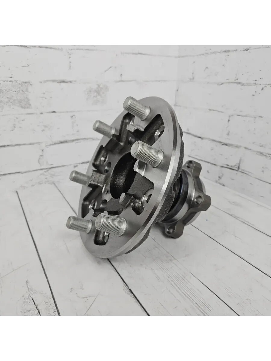 Ступица передняя со шпильками и подшипником